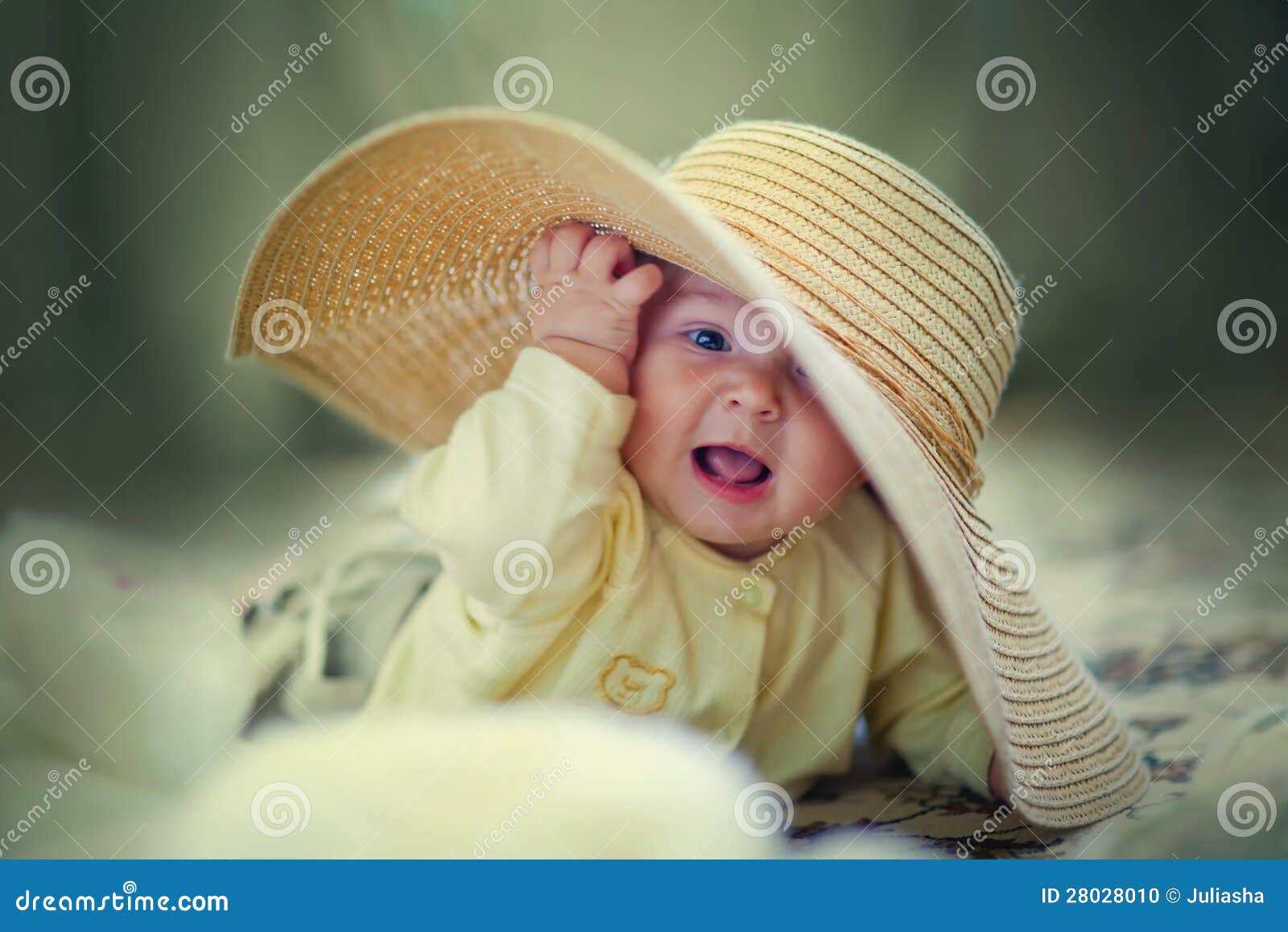 Gullig flicka i stor hatt arkivfoto. Bild av positivt - 28028010