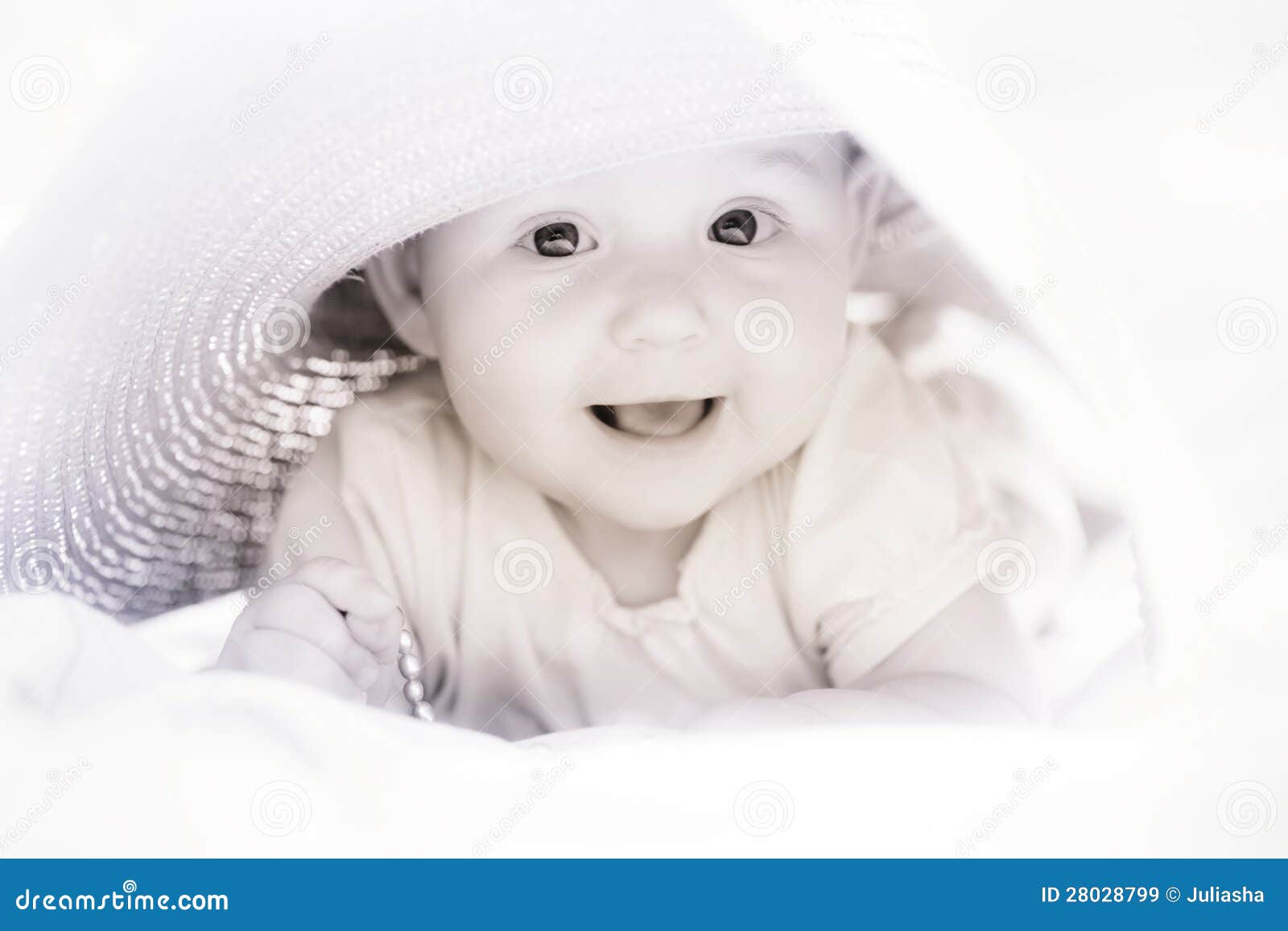 Gullig flicka i stor hatt fotografering för bildbyråer. Bild av unge ...