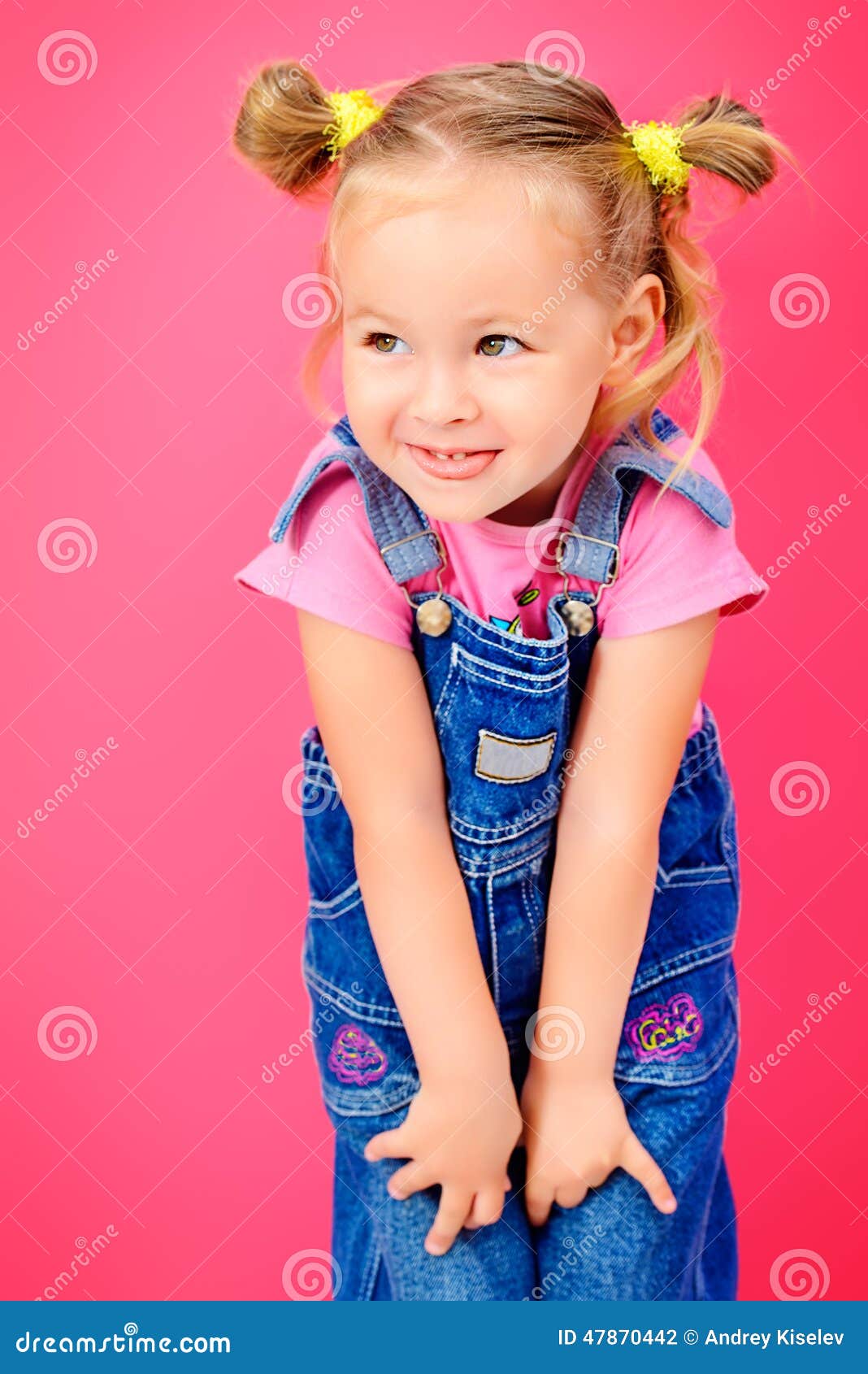 Gullig flicka little arkivfoto. Bild av mode, framsida - 47870442