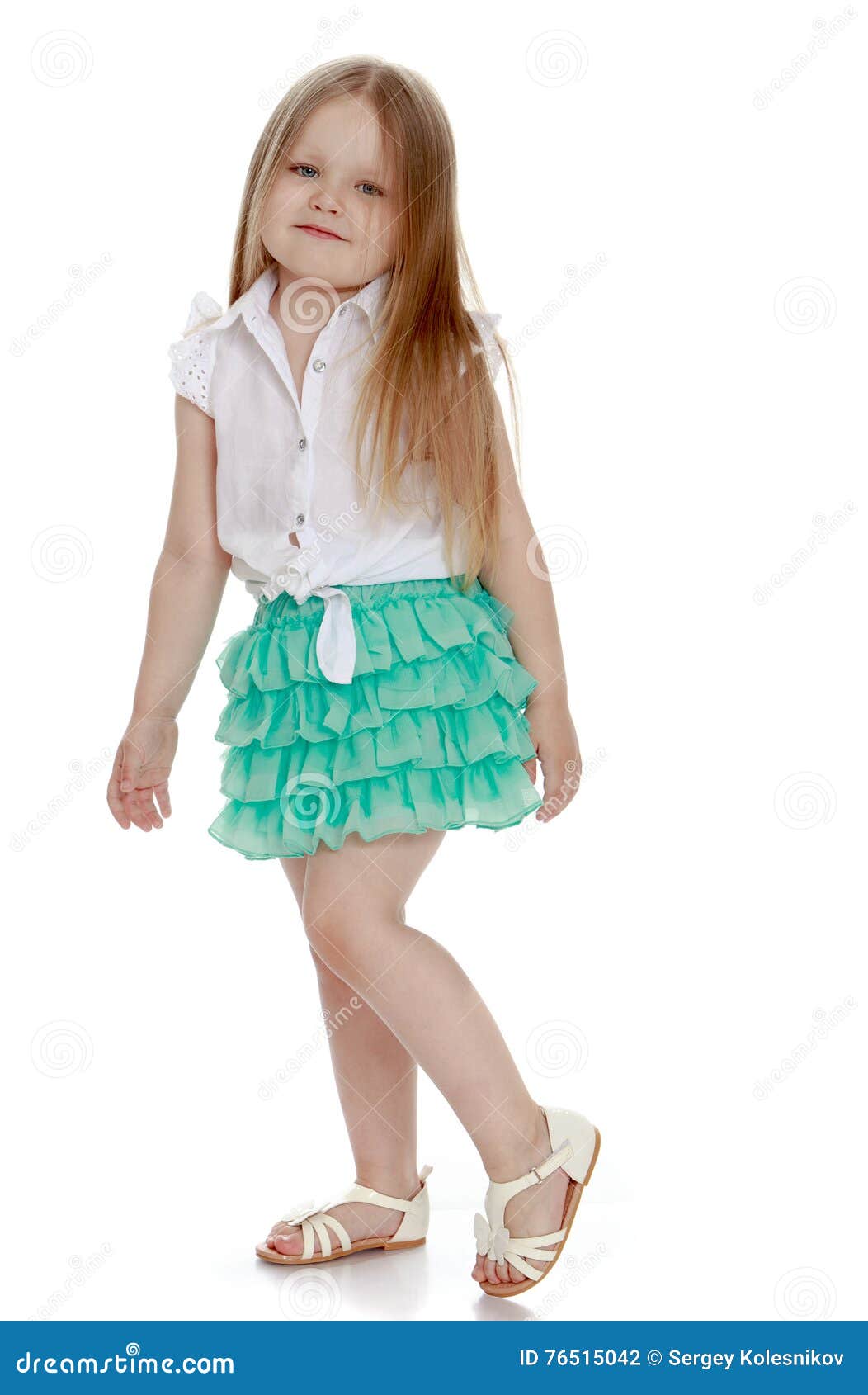 Gullig flicka little arkivfoto. Bild av barn, lyckligt - 76515042