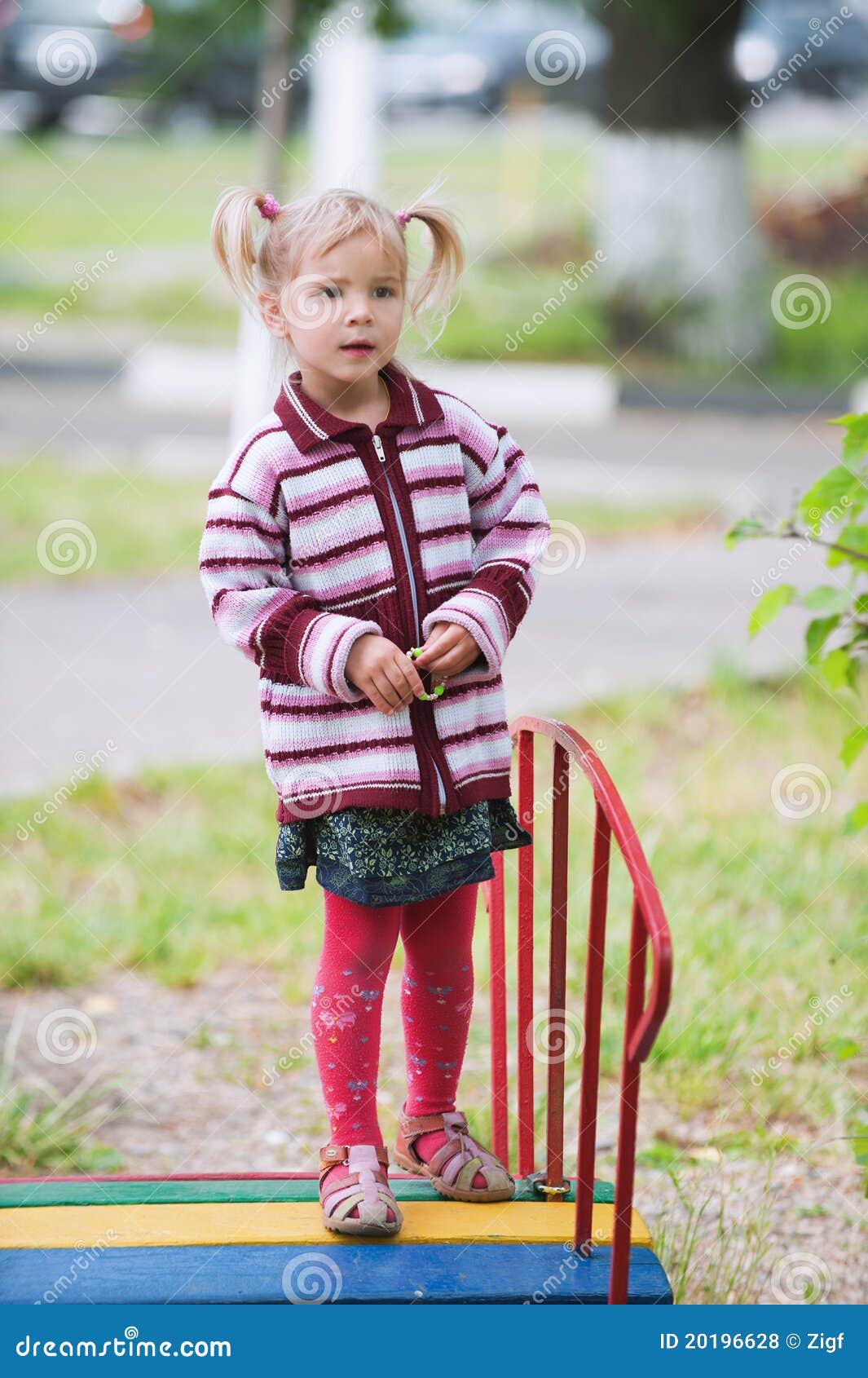 Gullig Flicka Little Lekplats Arkivfoto - Bild av brigham, actinium ...