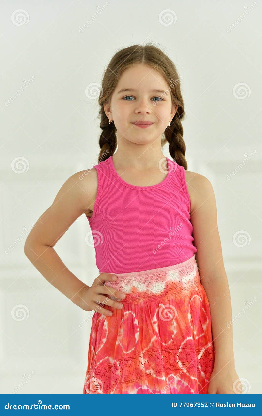 Gullig Flicka Little Som Poserar Arkivfoto - Bild av glädje, inom: 77967352