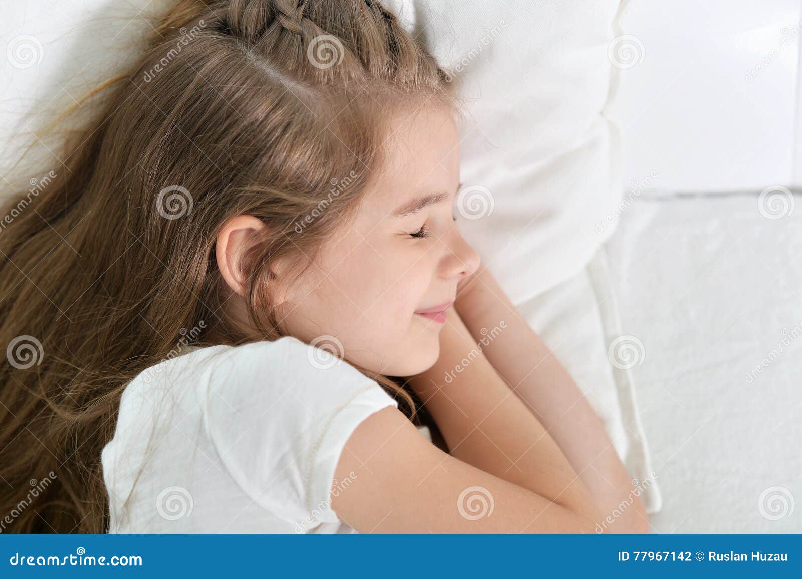 Gullig Flicka Little Som Sovar Arkivfoto - Bild av kaukasisk ...