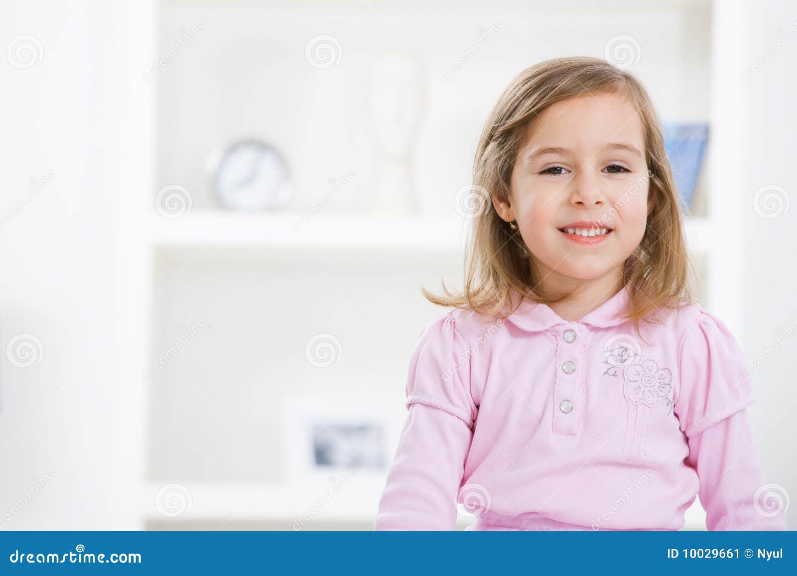 Gullig Flicka Little Stående Fotografering för Bildbyråer - Bild av ...