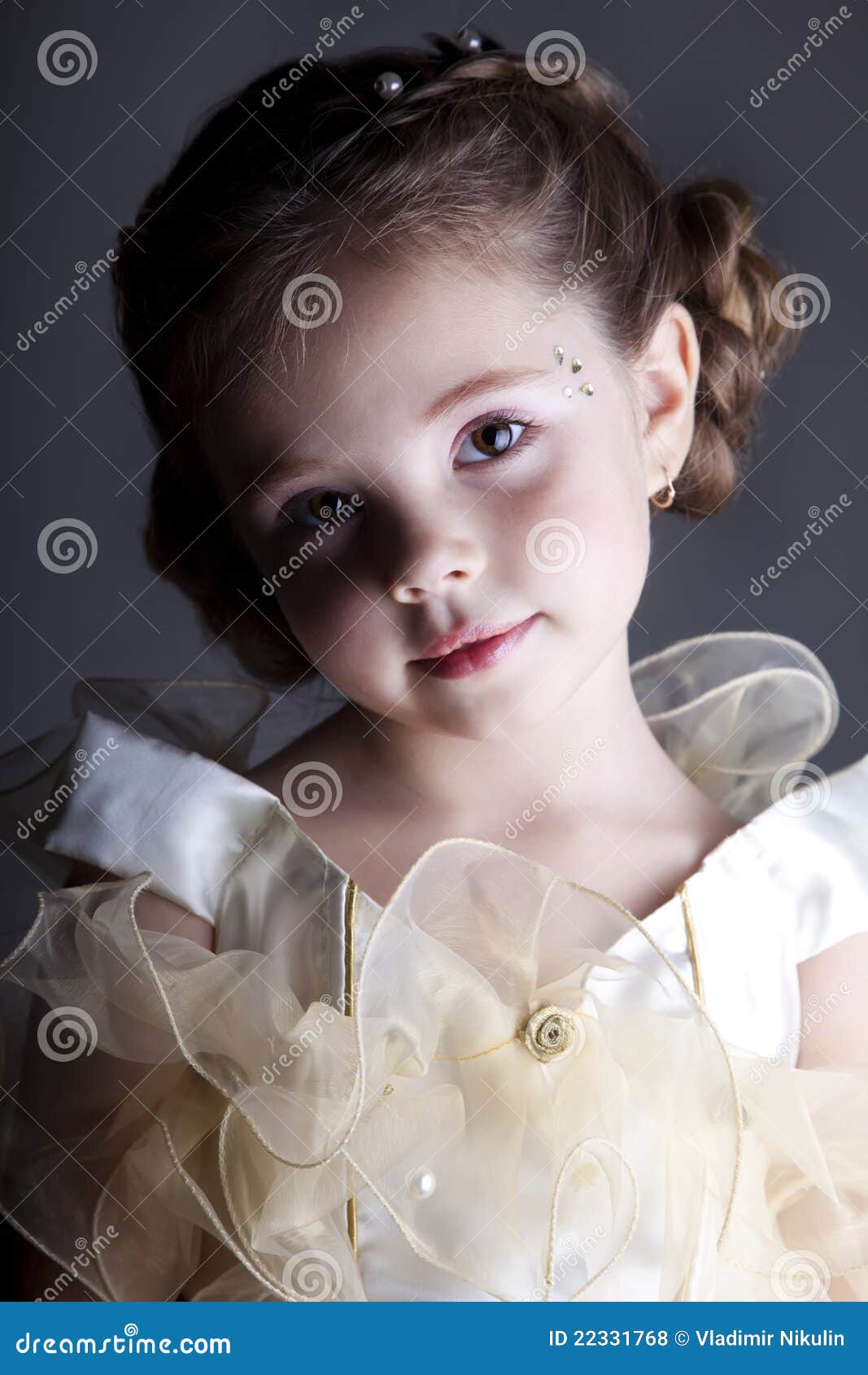 Gullig Flicka Little Stående Arkivfoto - Bild av spädbarn, hälsa: 22331768