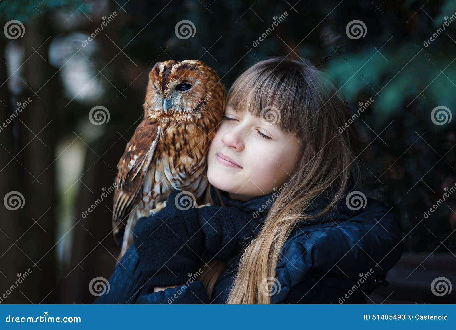 Gullig Flicka Med Den Lilla Ugglan Fotografering för Bildbyråer - Bild ...