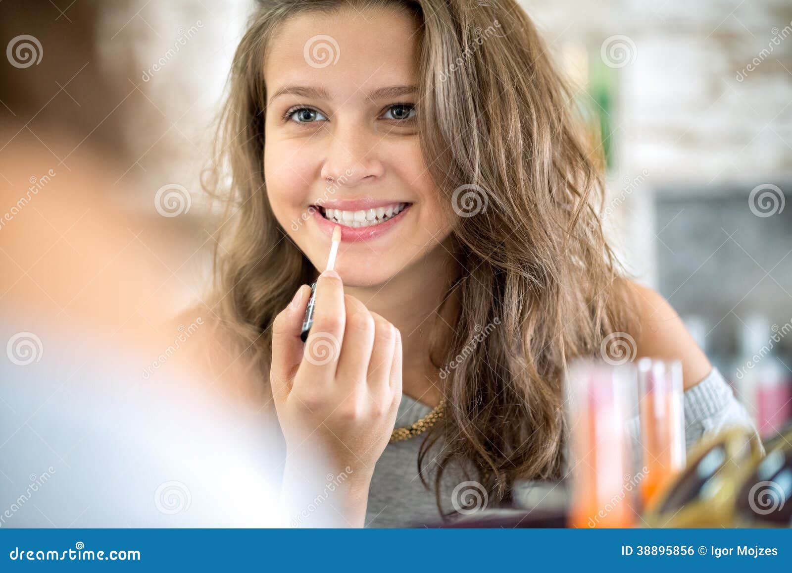 Gullig Flicka Som Applicerar Kantglans Arkivfoto - Bild av kvinnlig ...