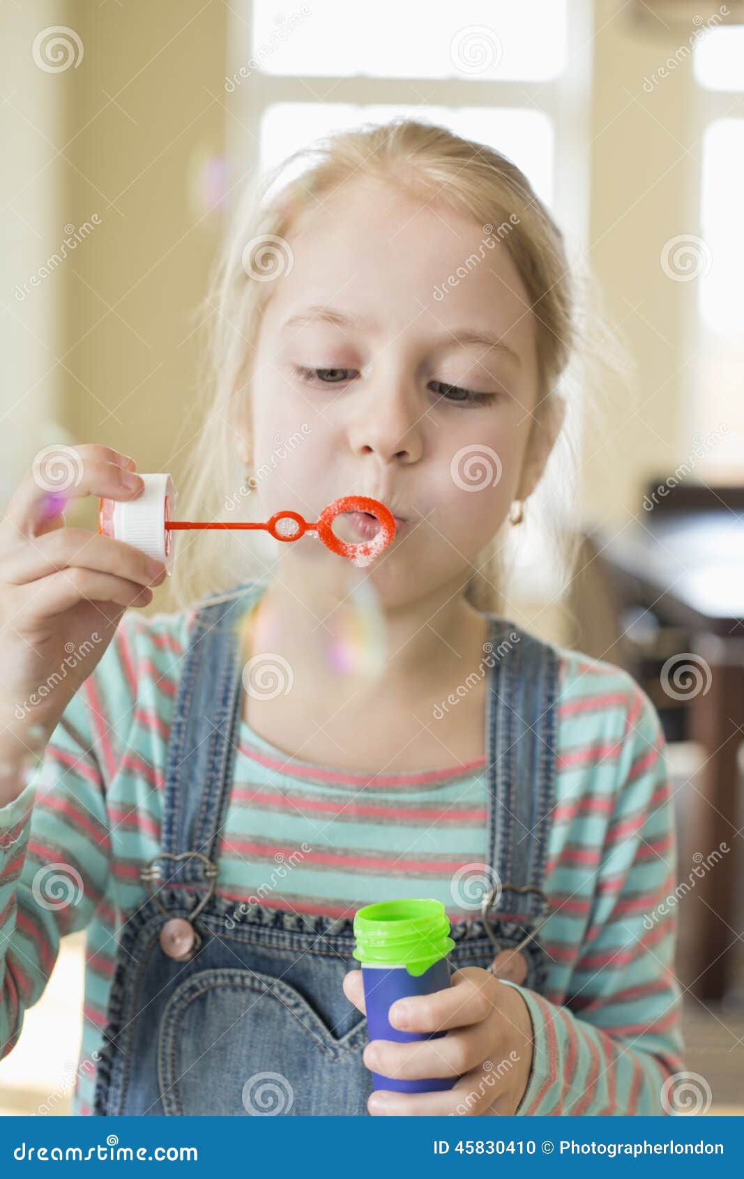 Gullig Flicka Som Hemma Spelar Med Bubblatrollstaven Arkivfoto - Bild ...