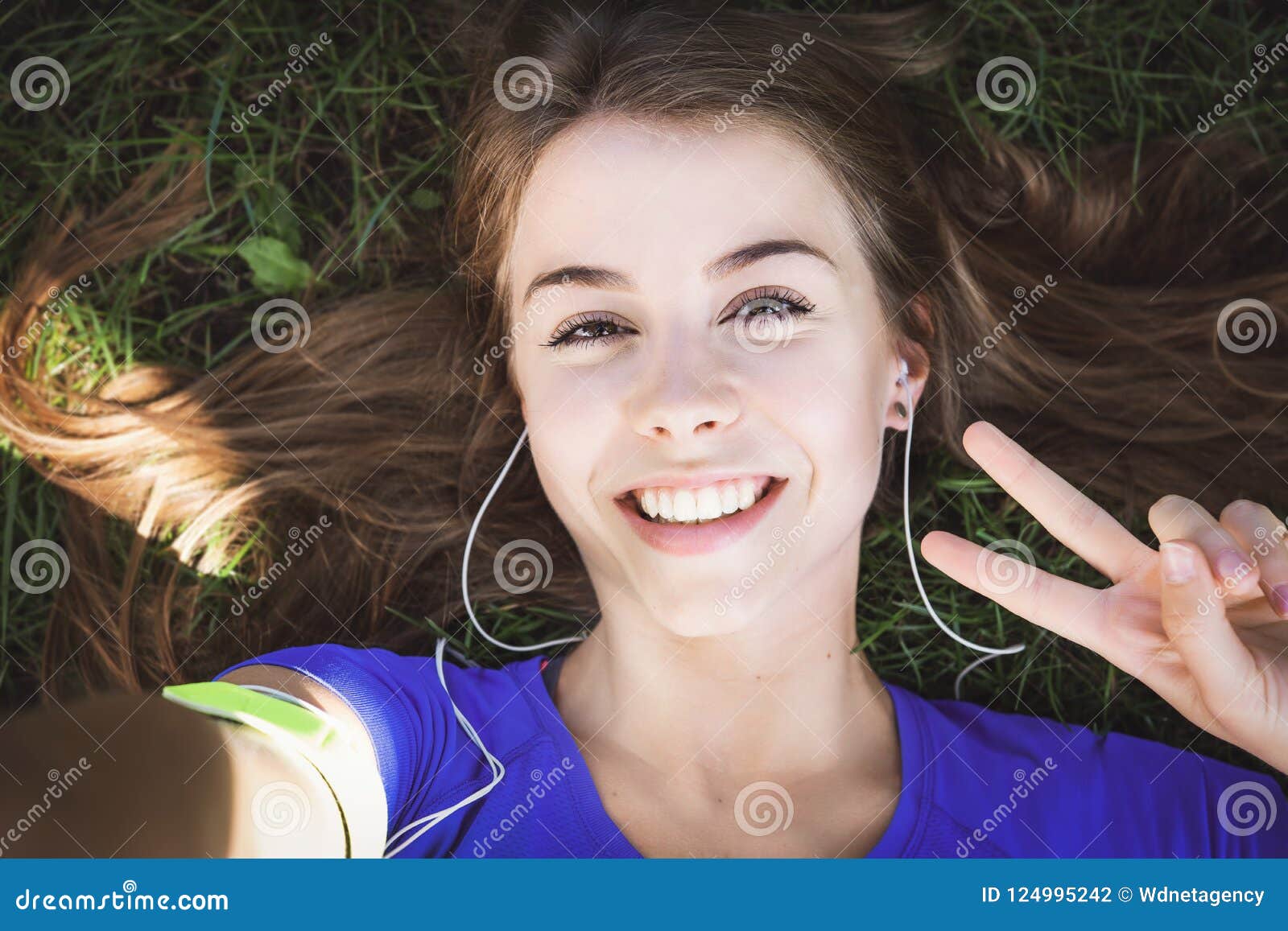 Gullig Flicka Som Tar En Selfie Arkivfoto - Bild av aktiv, lyckligt ...