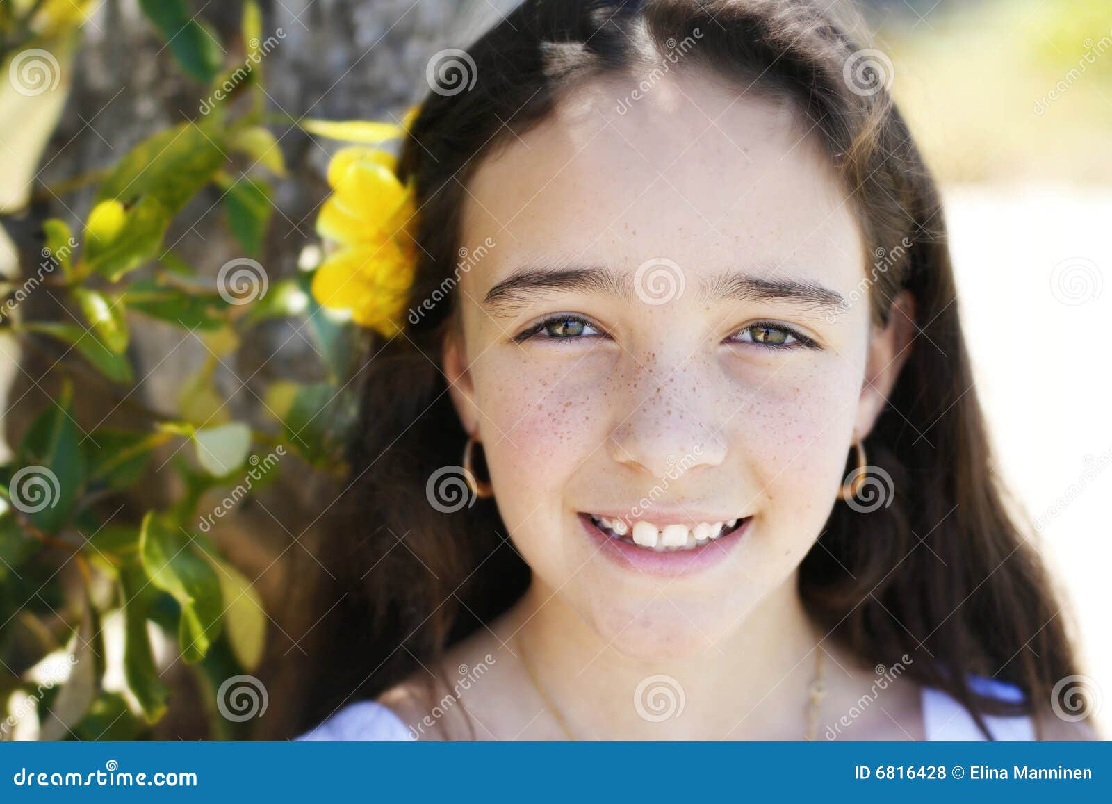 Gullig flicka utomhus arkivfoto. Bild av sommar, härlig - 6816428