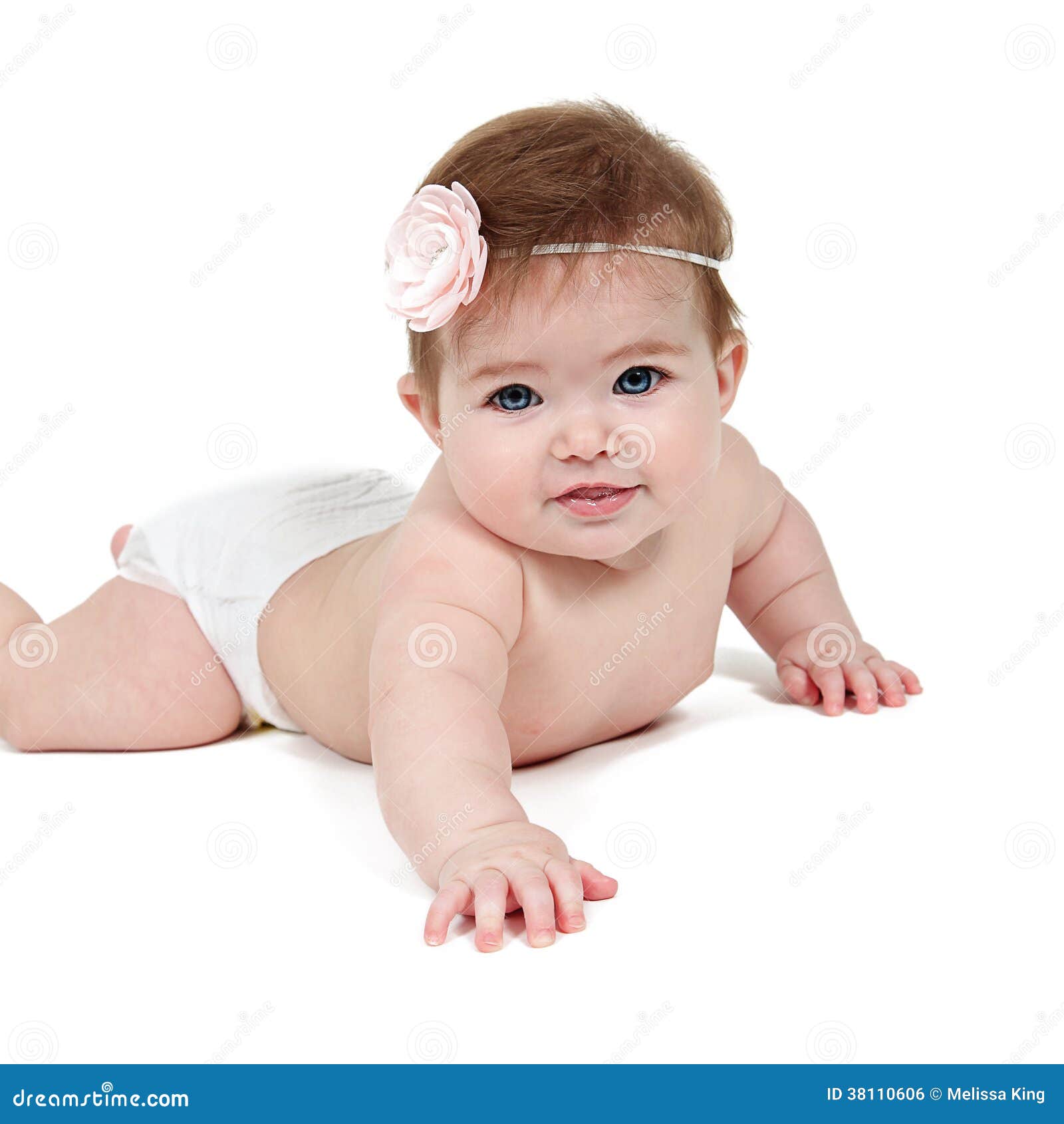 Gulligt Behandla Som Ett Barn Flickan Arkivfoto - Bild av studio ...