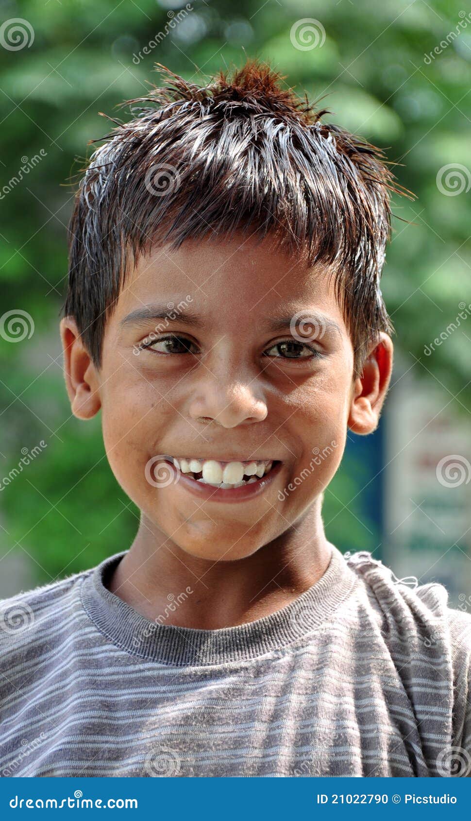 Gulligt leende arkivfoto. Bild av kulört, framsida, gulligt - 21022790