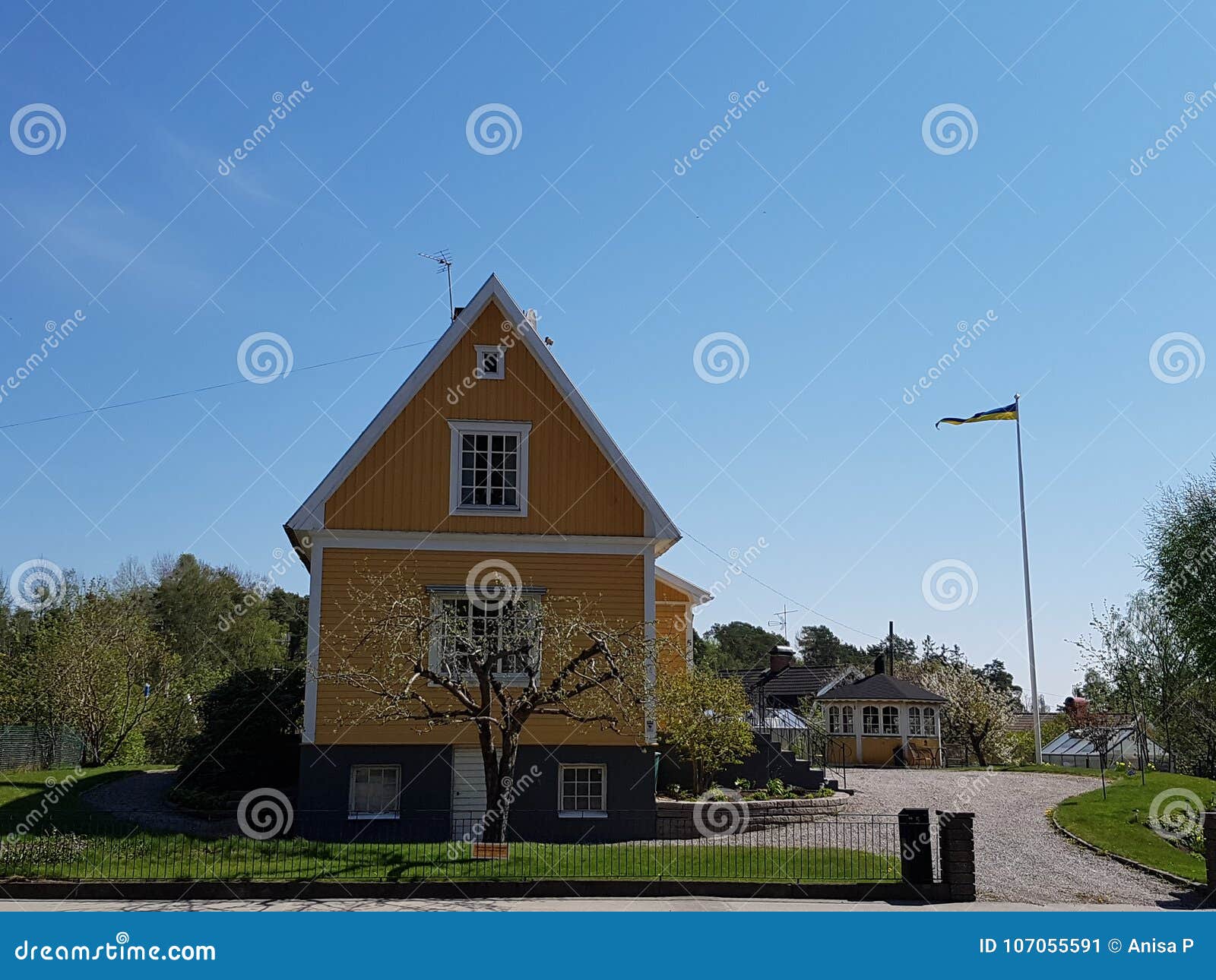 Gult hus fotografering för bildbyråer. Bild av förälskelse - 107055591