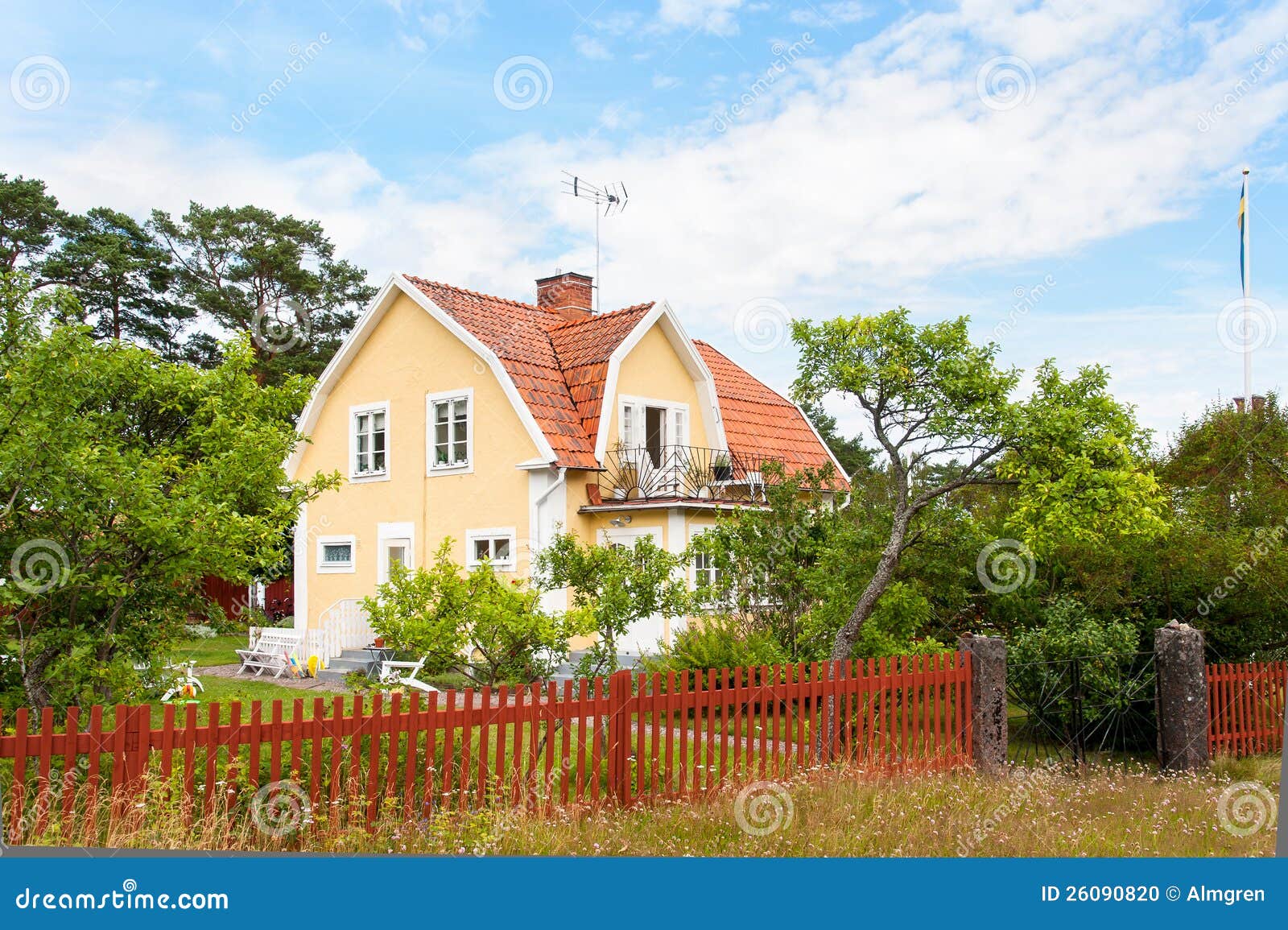 Gult trähus i Sverige arkivfoto. Bild av arkitektur, artikel - 26090820