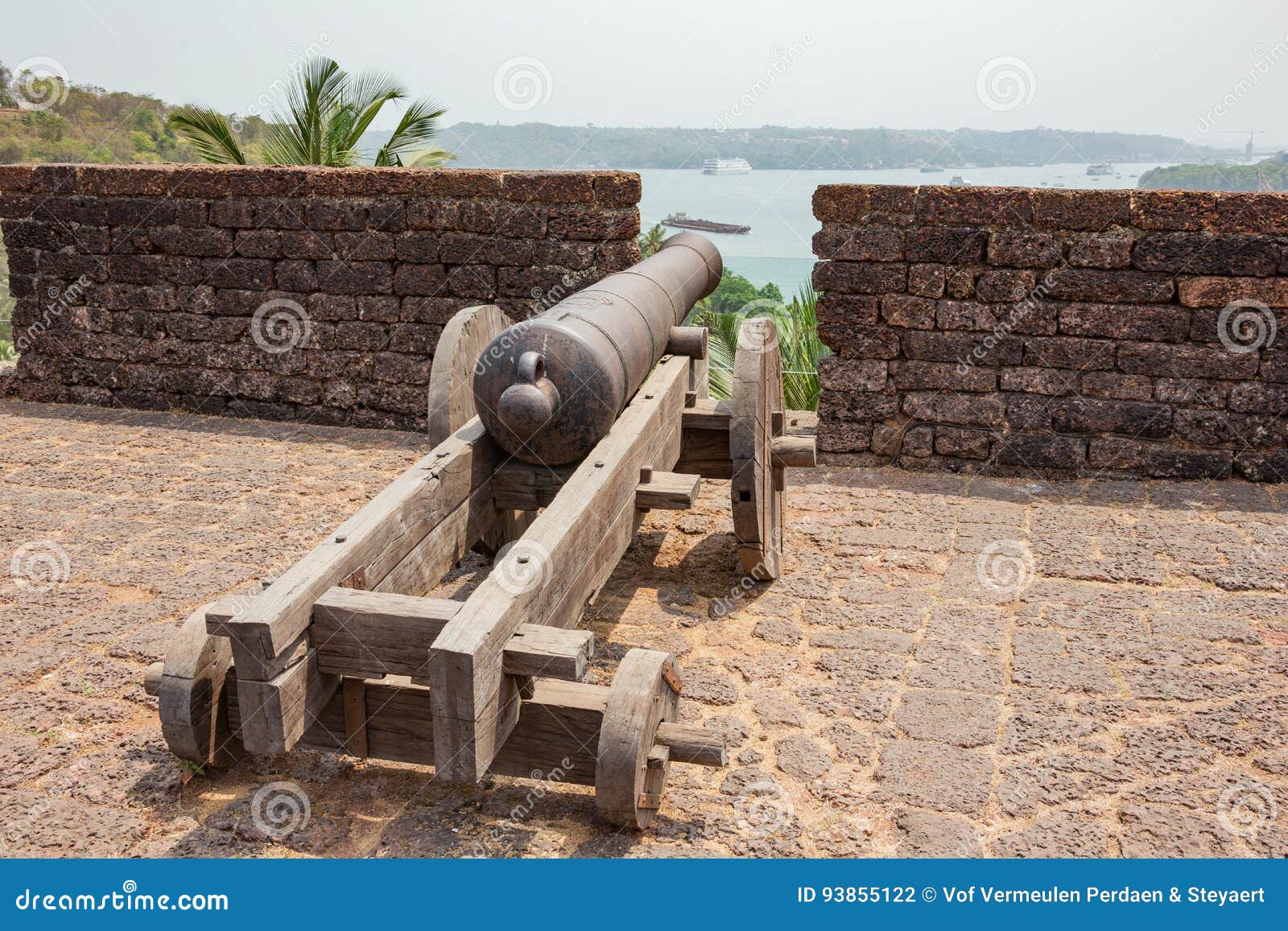 Gun Overlooking the Mandovi River Stock Photo - Image of colonial, fort ...
