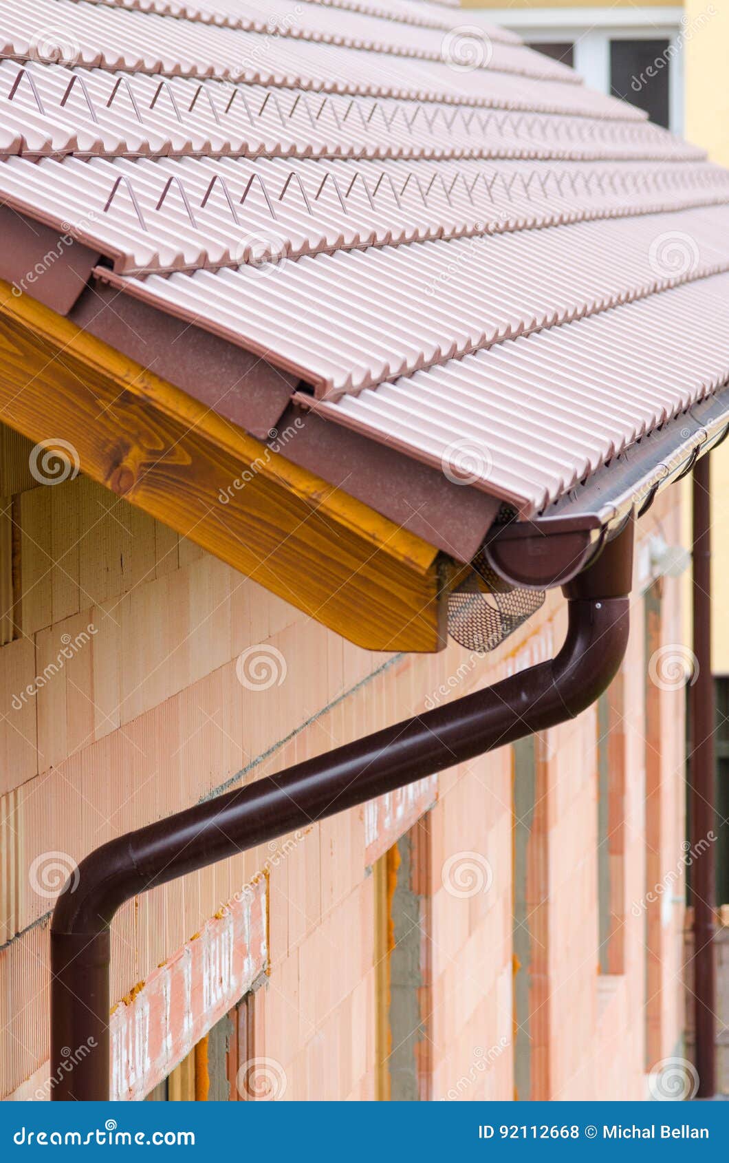 House Corner Design Idea: Stone Framing As Flowerbed, Evergreens And ...