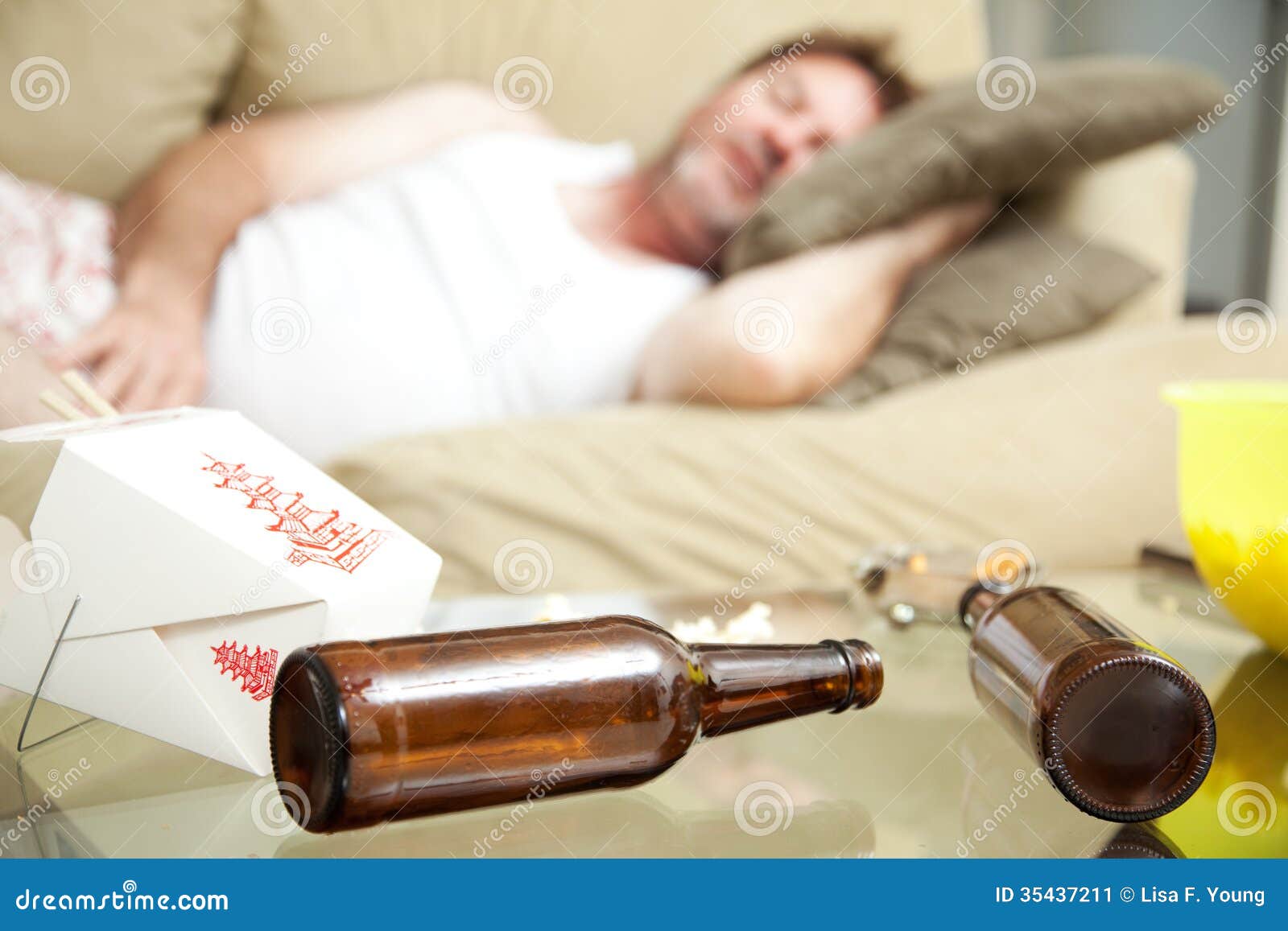 Guy Passed Out a casa immagine stock. Immagine di uscire - 35437211