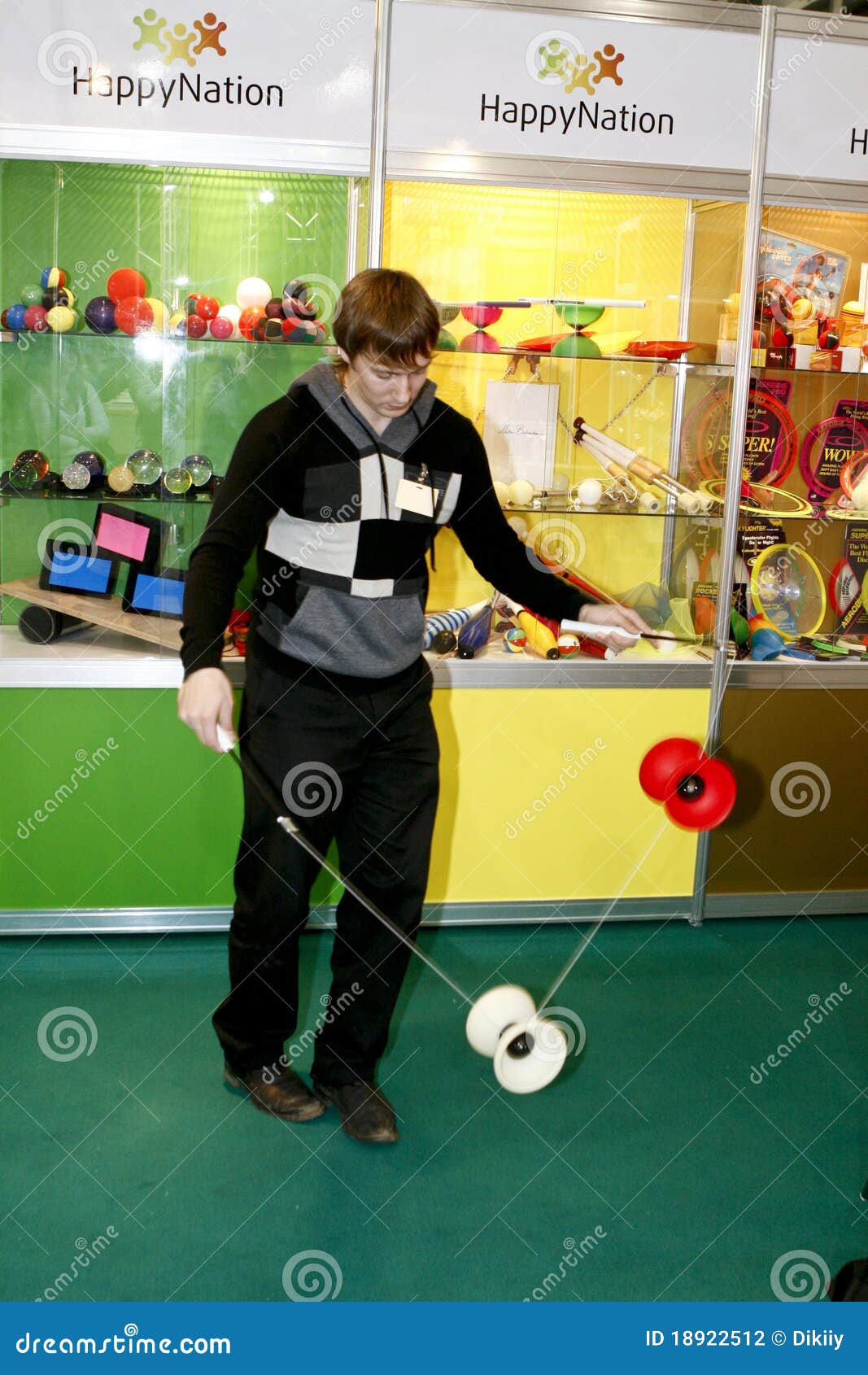 The guy play the yo-yo editorial photography. Image of braids - 18922512