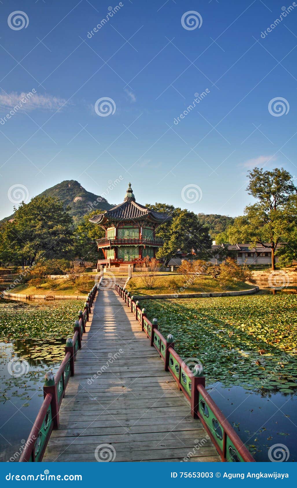 Gyeong Bok Gung汉城 库存图片. 图片 包括有 王国, 旅游业, 贿赂, 百合, 池塘, 镇痛药 - 75653003