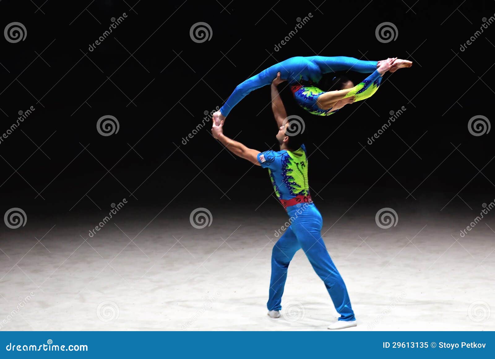 Gymnastique acrobatique image éditorial. Image du femme - 29613135