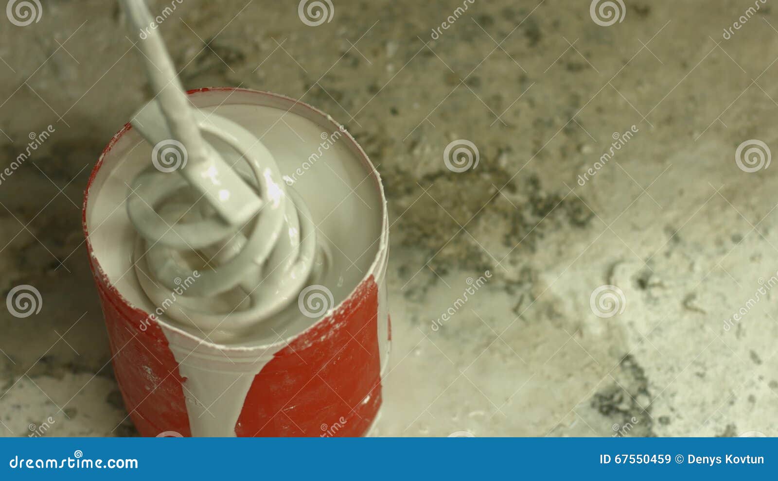 Gypse liquide de mélange clips vidéos. Vidéo du étage - 67550459