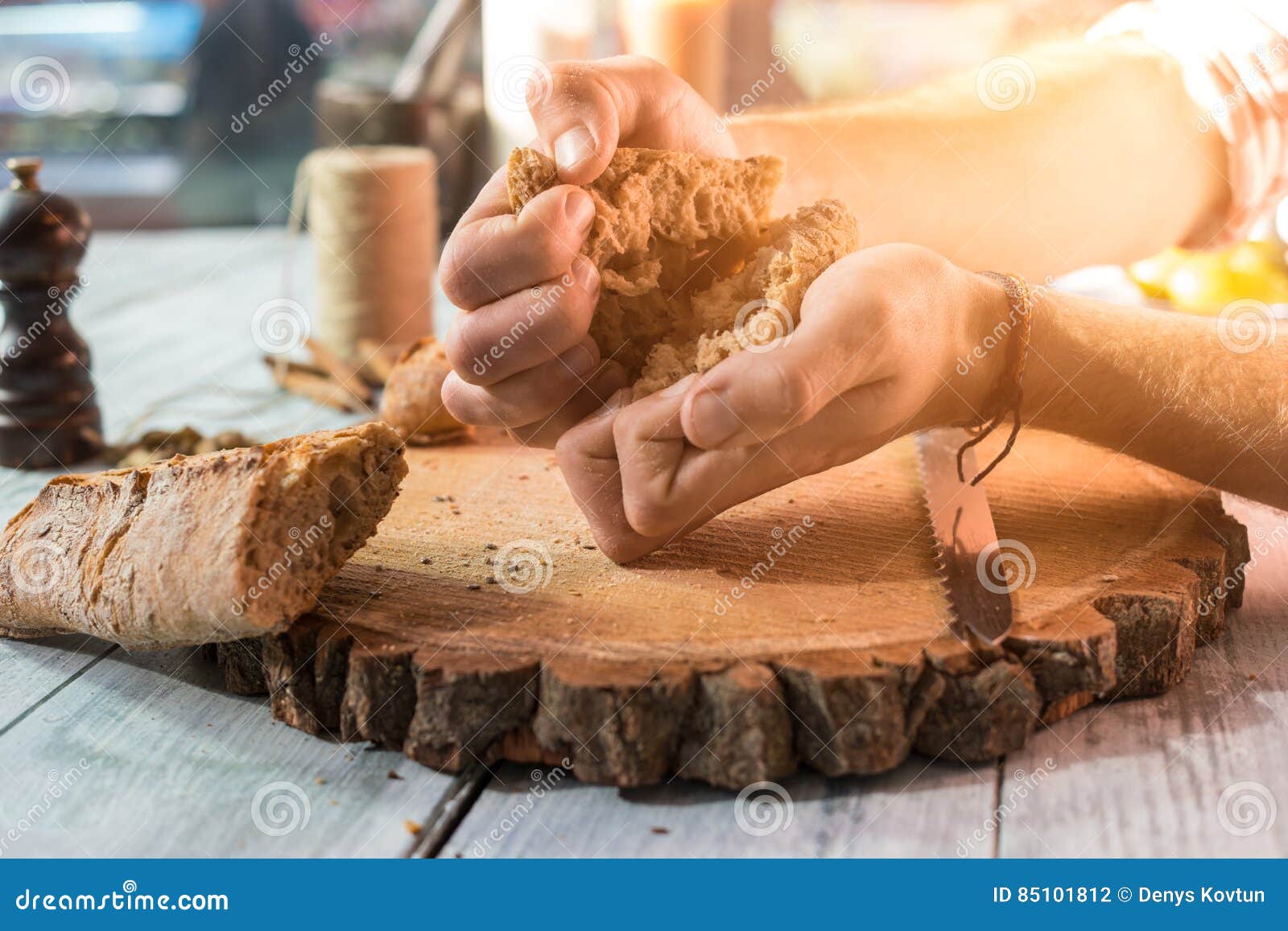 Hände, die Brot brechen stockfoto. Bild von gesund, bäcker - 85101812