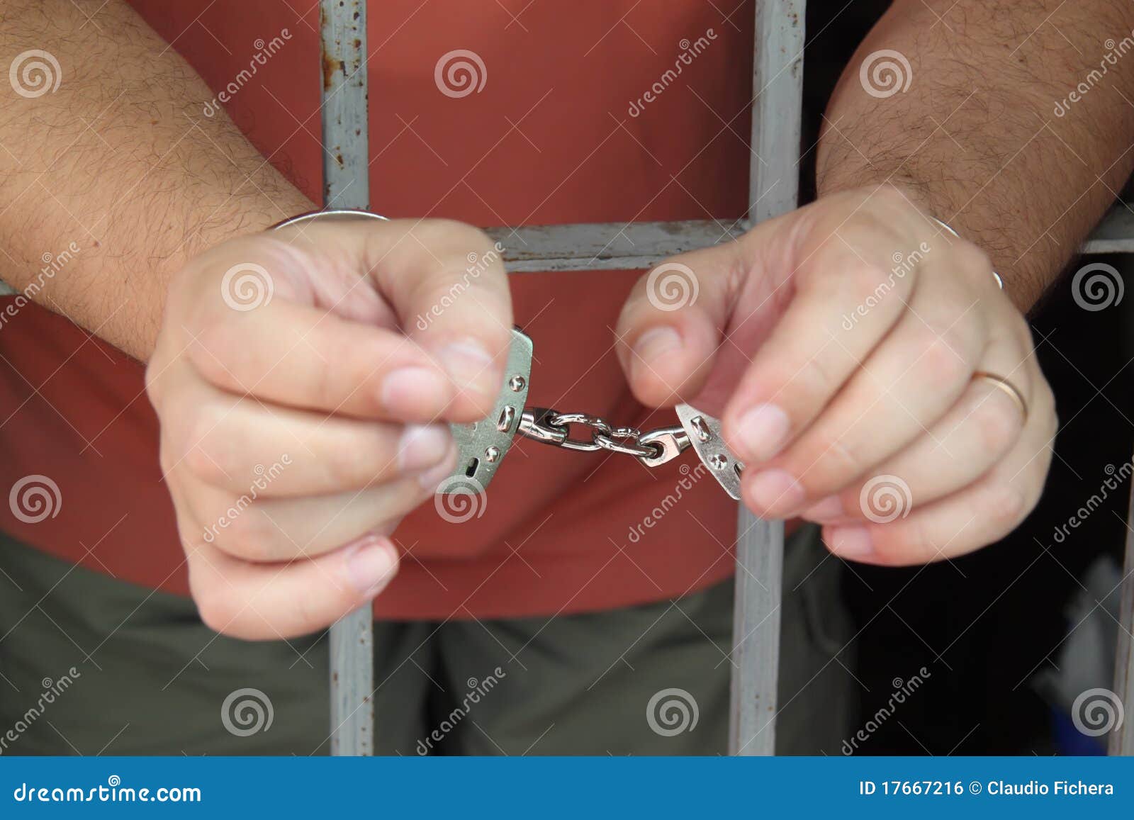 Hände Gebunden Mit Handschellen Stockfoto - Bild von angeschlossen ...