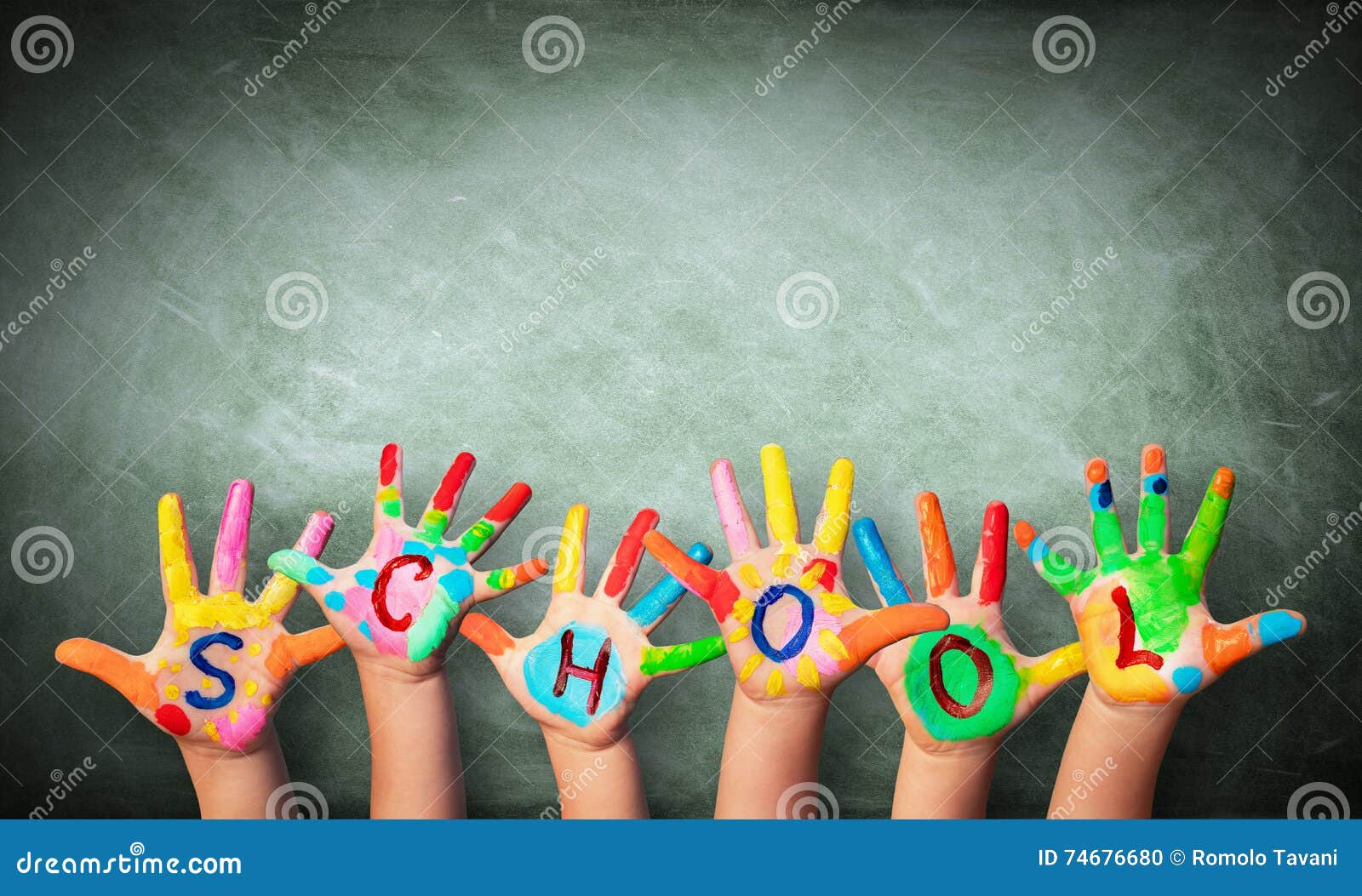 Hände gemalt mit Tafel stockfoto. Bild von kreativ, bunt - 74676680