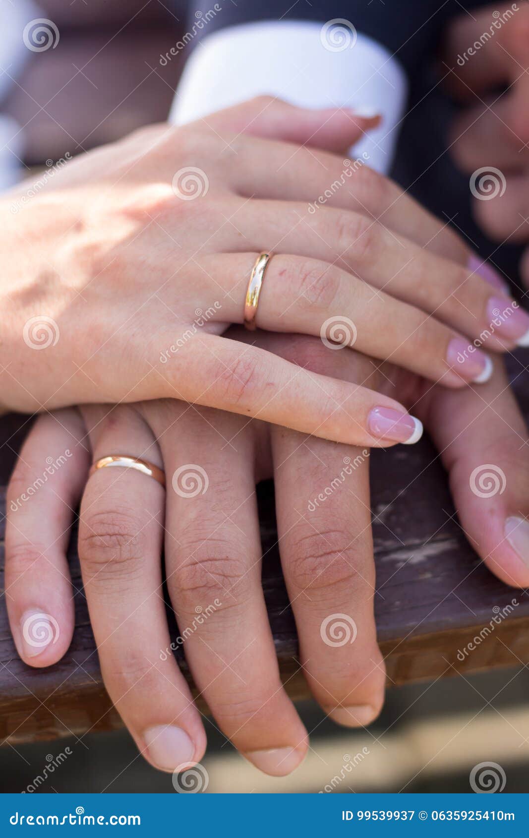 Hände Mit Den Hochzeitsringen Stockbild - Bild von heiraten, mann: 99539937