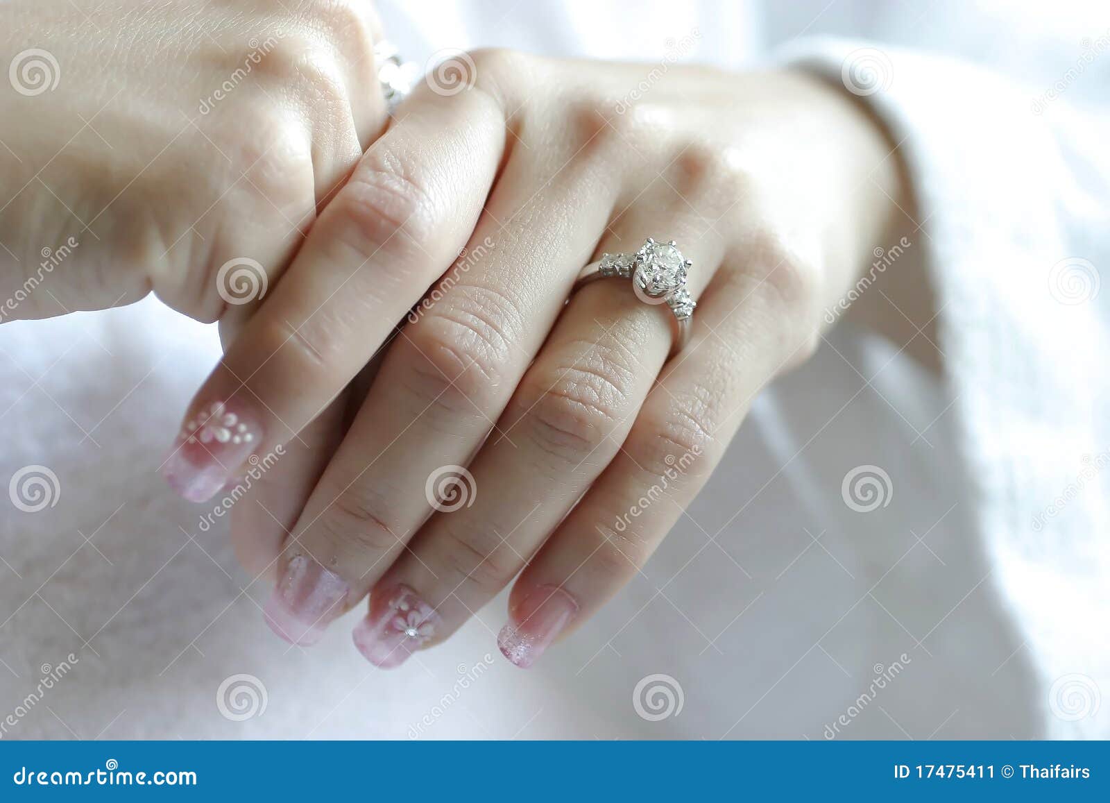 Hände mit Hochzeitsringen stockbild. Bild von finger - 17475411