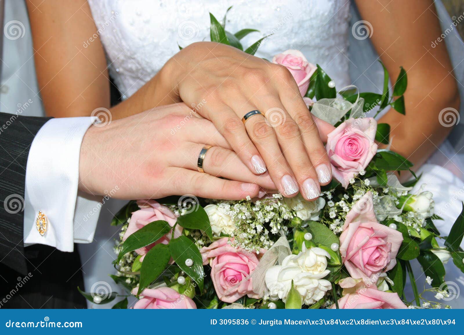 Hände mit Hochzeitsringen stockfoto. Bild von nahaufnahme - 3095836