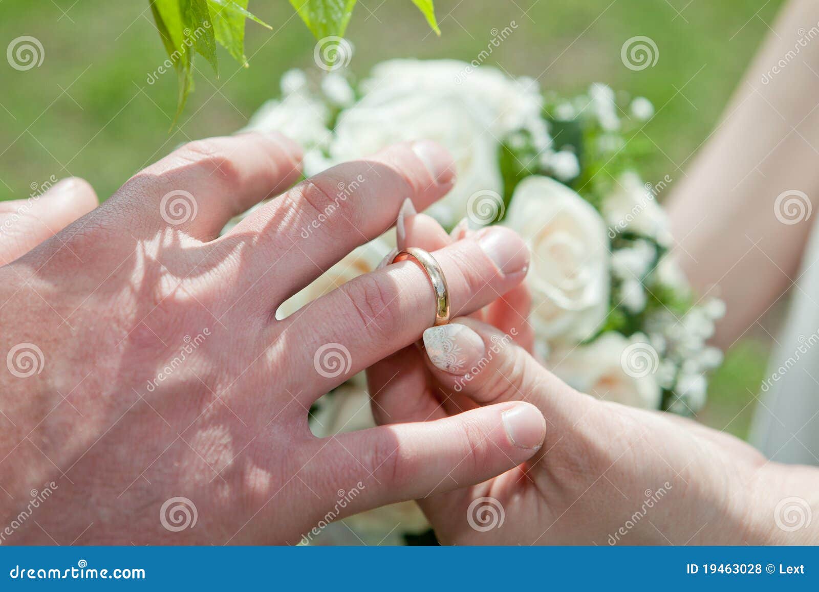 Hände mit Ringen stockfoto. Bild von hand, menschlich - 19463028