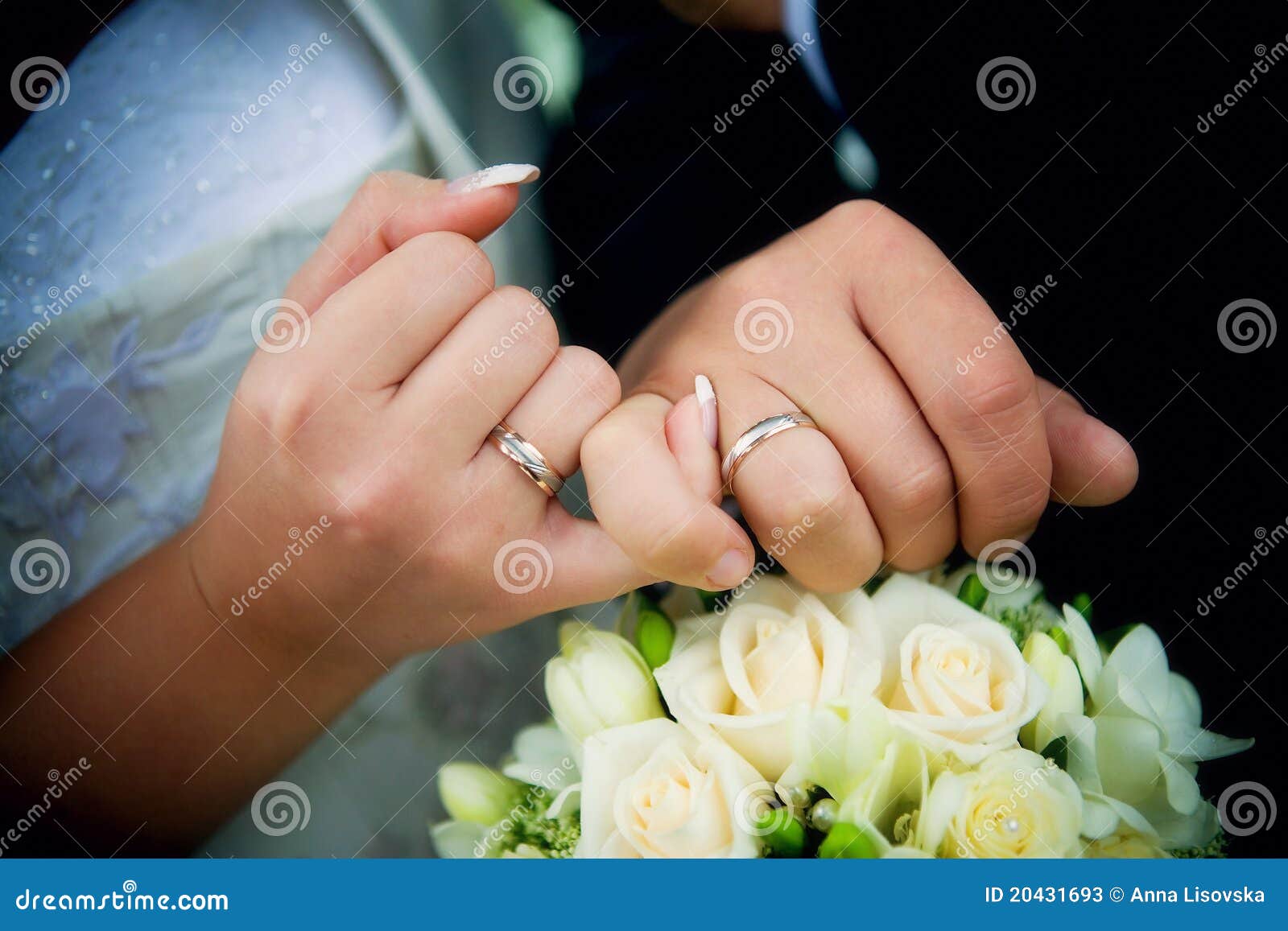 Hände mit Ringen stockbild. Bild von dame, blumen, hände - 20431693