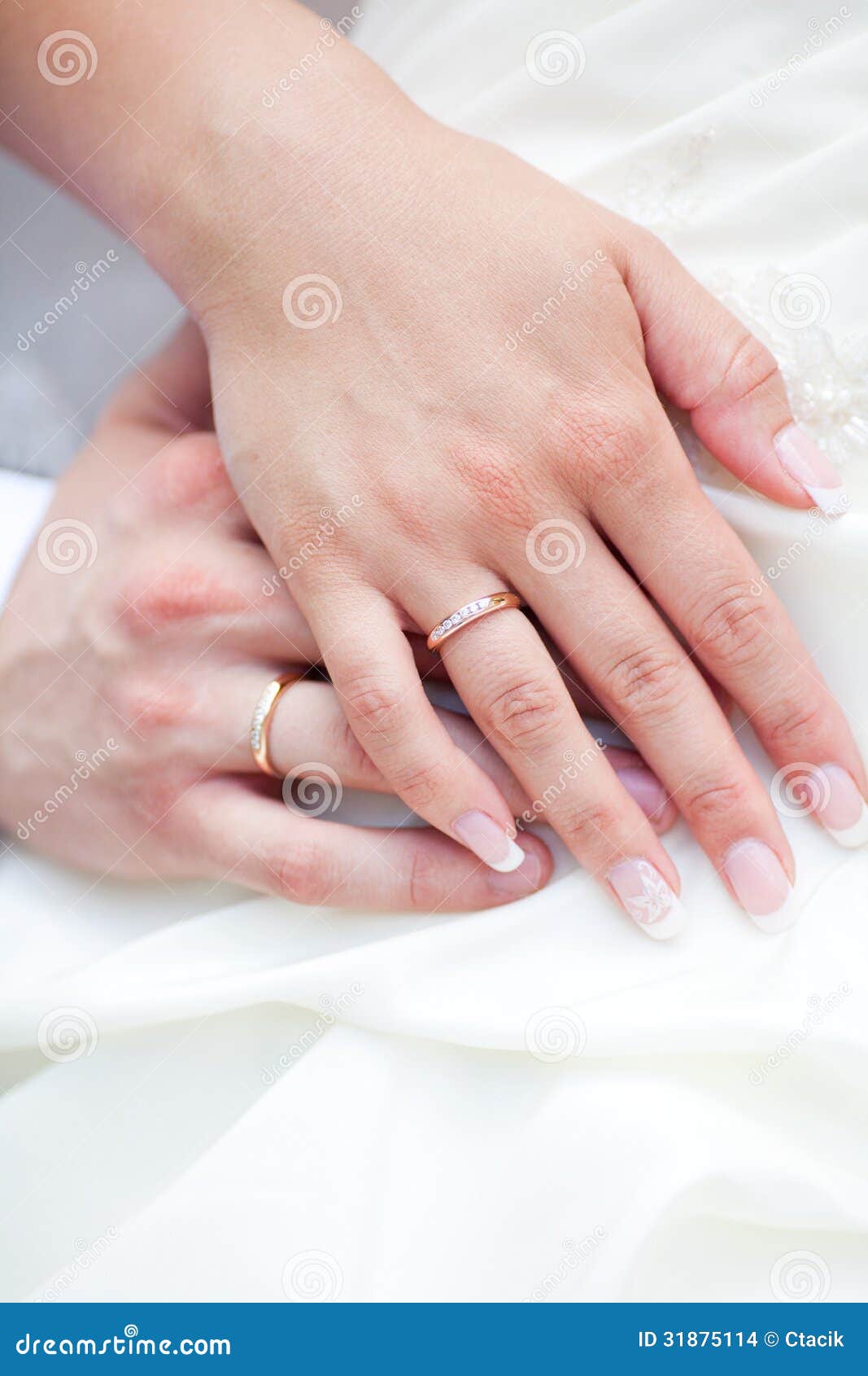 Hände Mit Ringen Eines Hochzeitspaares Stockfoto - Bild von relativ ...