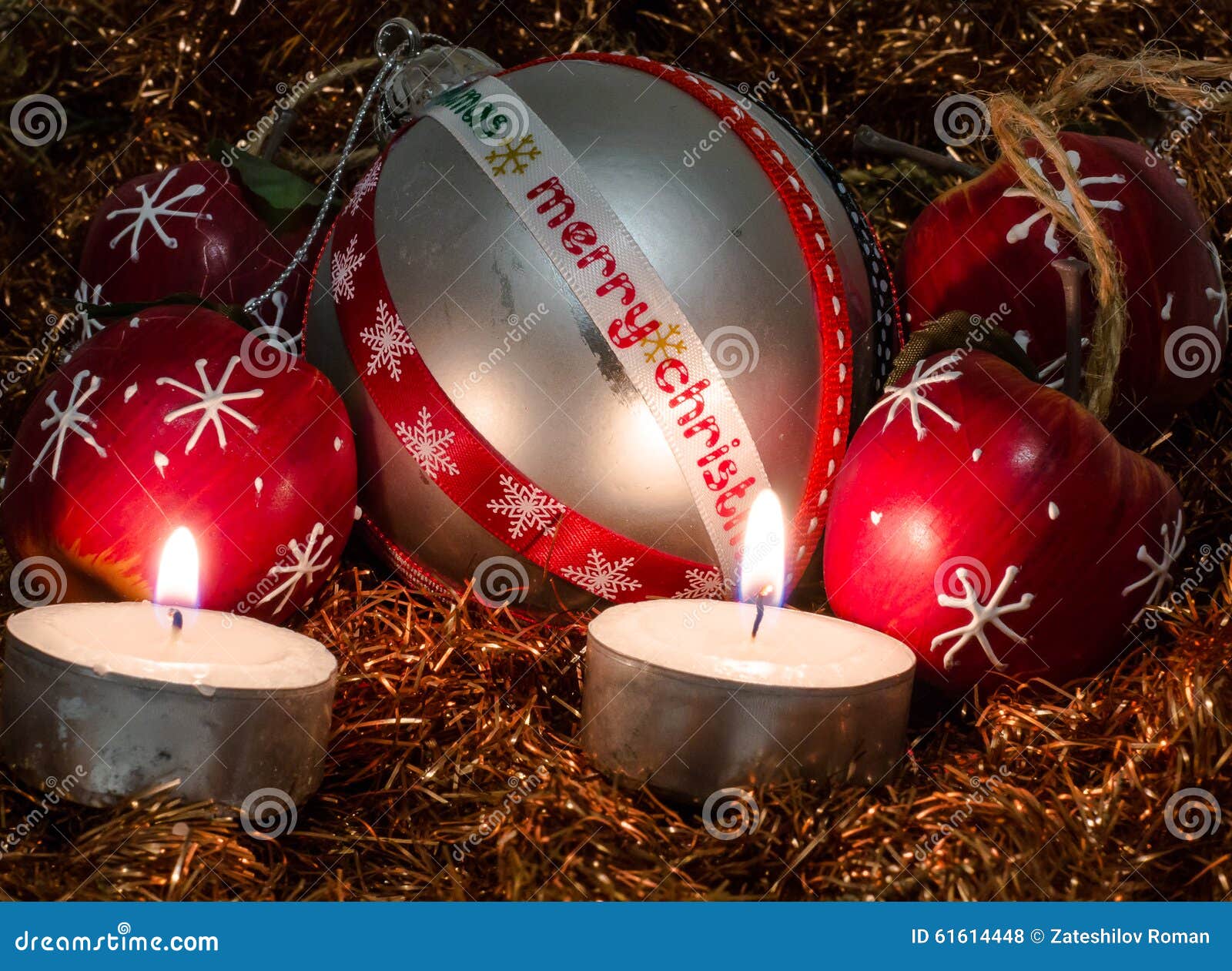 Härlig julbild arkivfoto. Bild av boll, skräp, stearinljus - 61614448