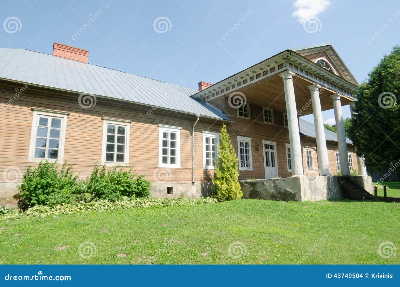 Hölzerner Landsitz in Veliuona Stockfoto - Bild von ansicht, stadt ...