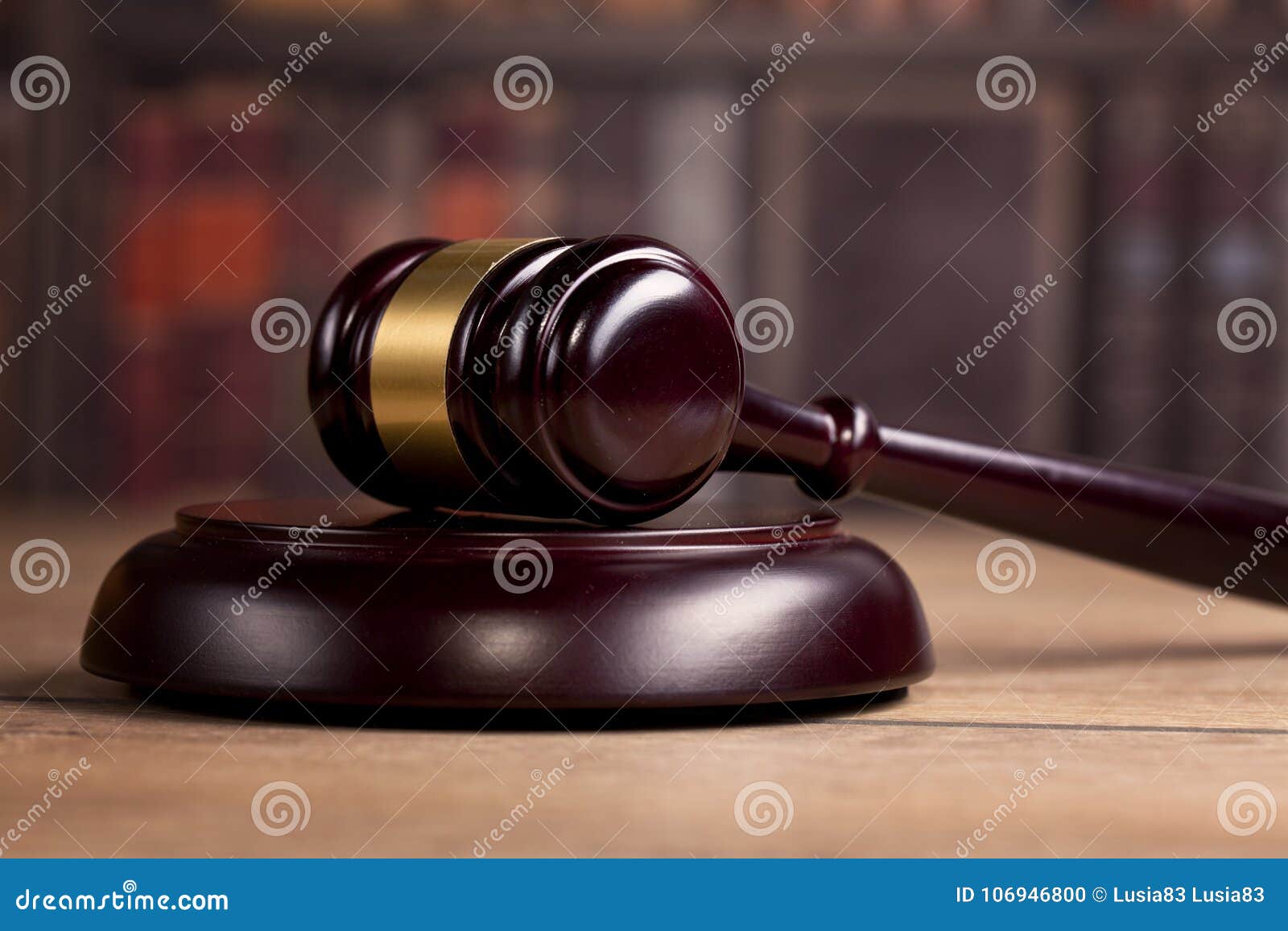 Hölzerner Richter ` S Hammer Gesetz Richter ` S Büro Stockfoto - Bild ...