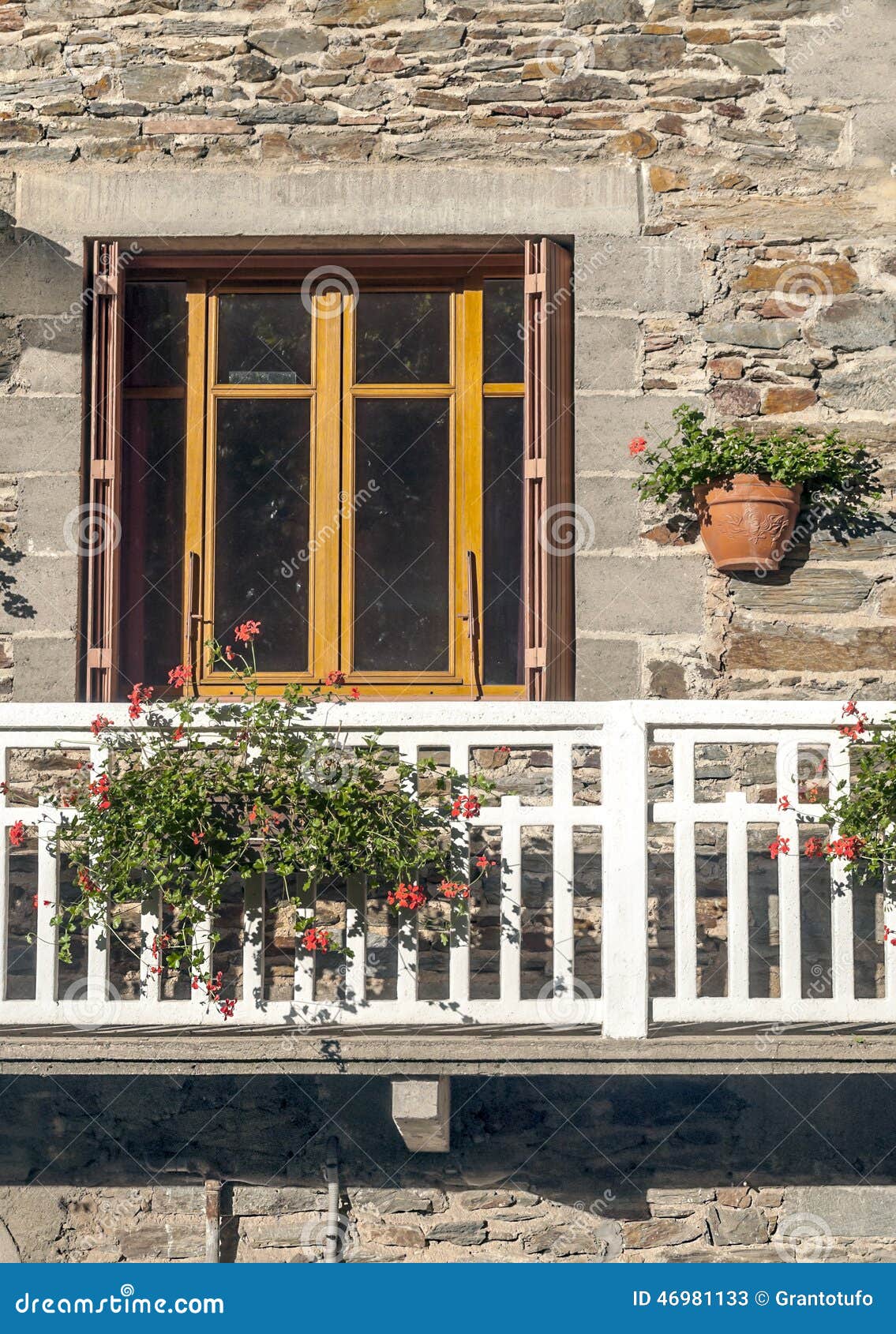 Hölzernes Fenster offen stockbild. Bild von ziegelstein - 46981133