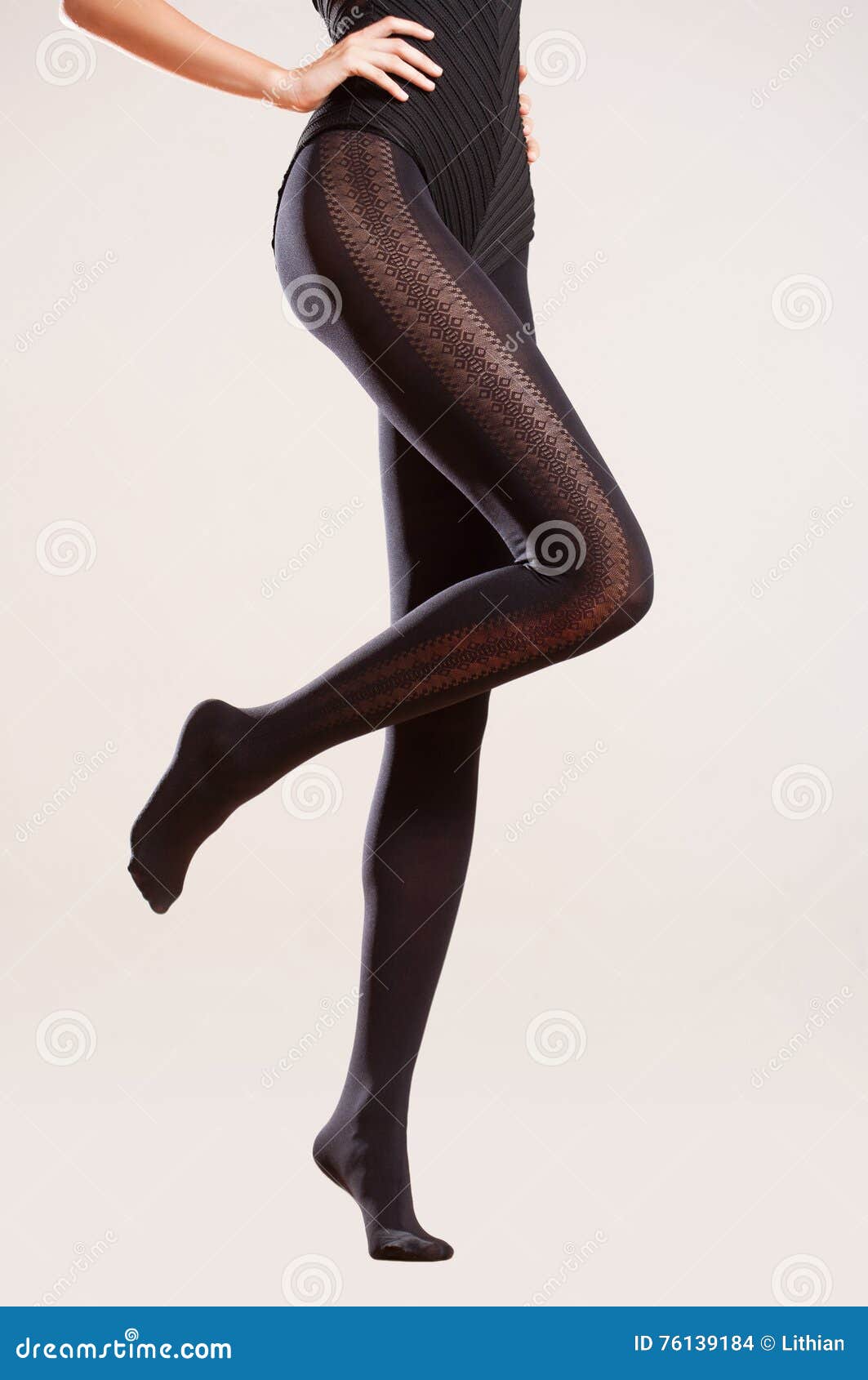 Hübsche Beine in Den Stilvollen Strumpfhosen Stockfoto - Bild von ...