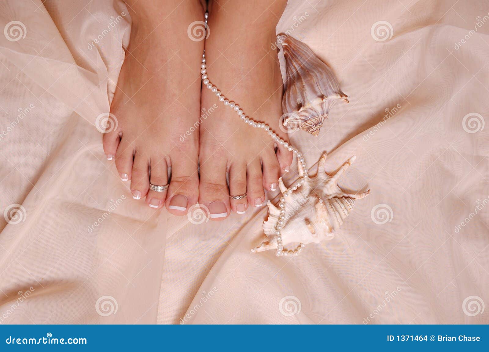 Hübsche Füße stockfoto. Bild von pediküre, knöchel, massage - 1371464