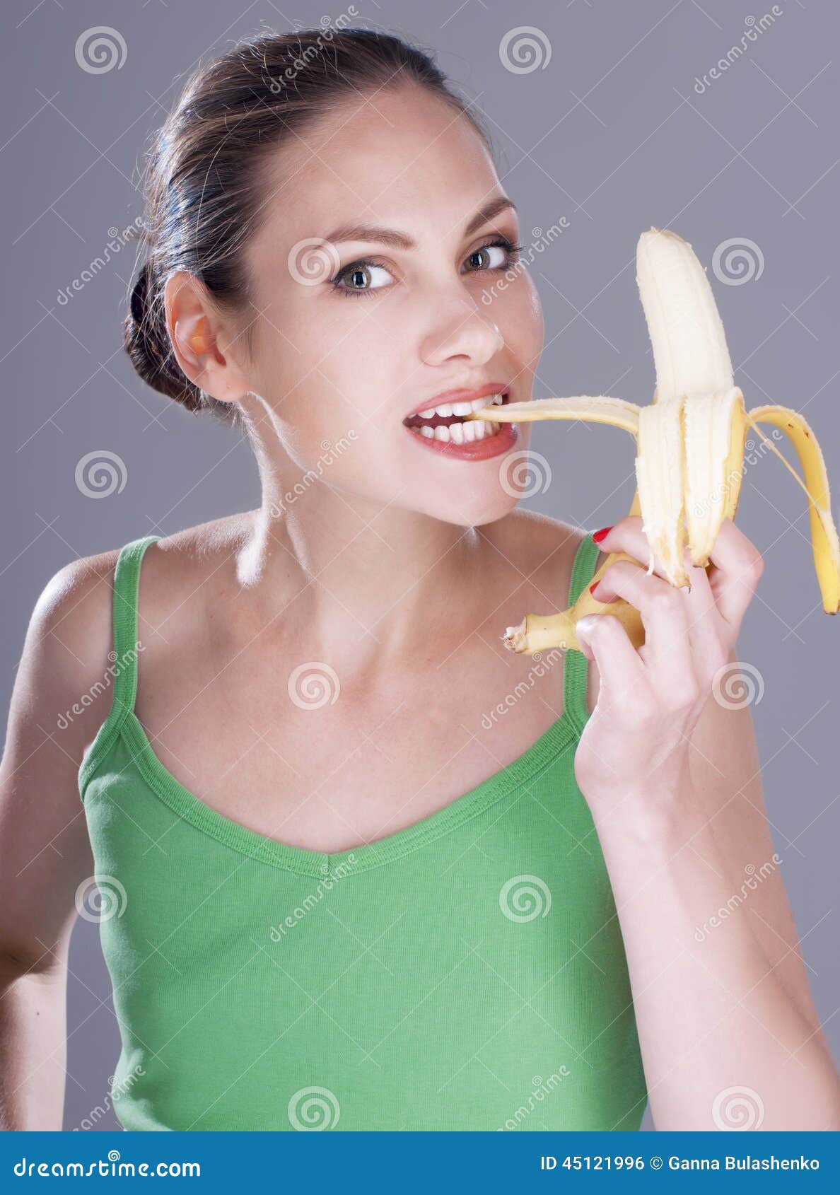 Hübsche Frau, Die Eine Banane Isst Stockfoto - Bild von grau, wellness ...