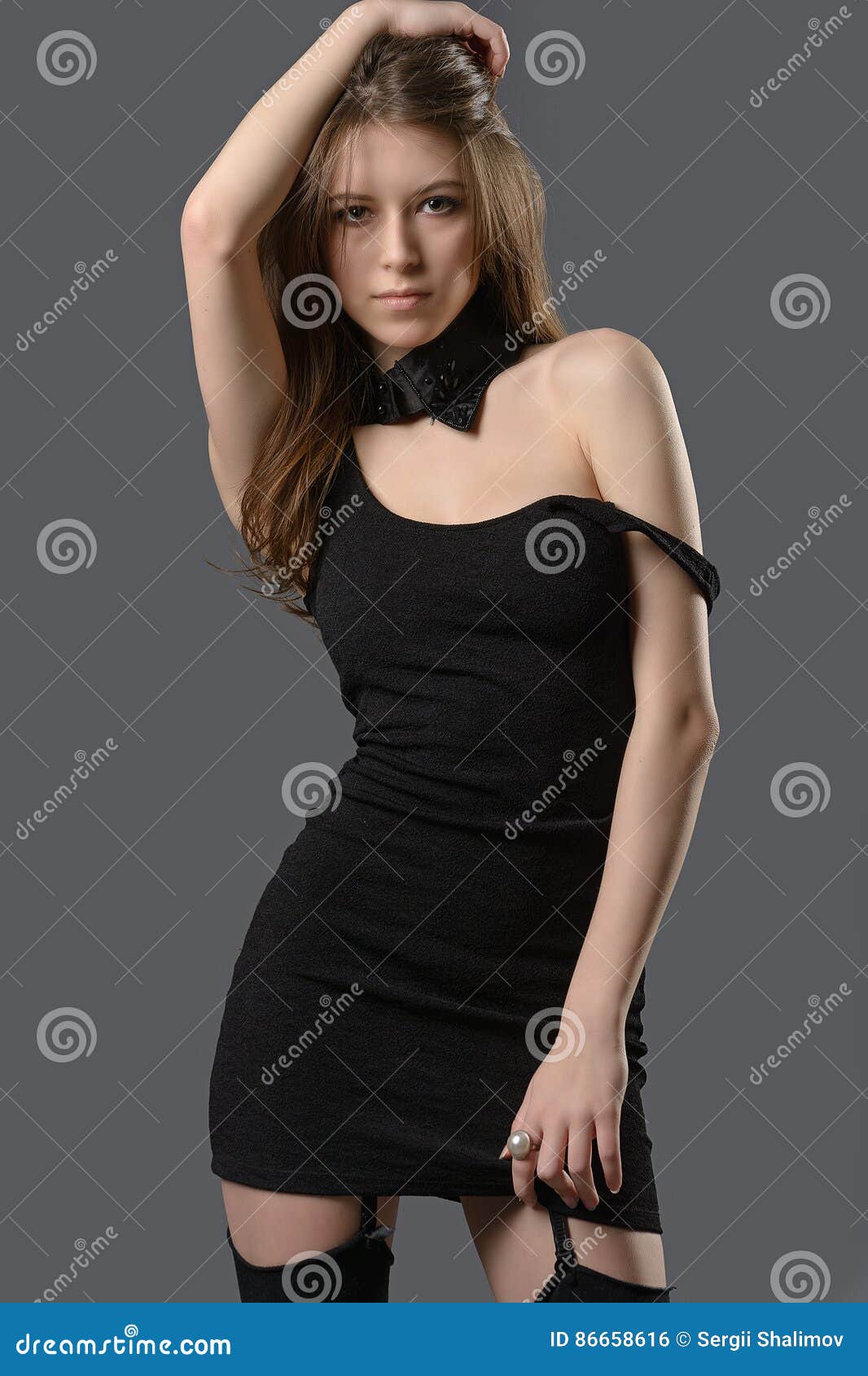 Hübsche Frau in Einem Schwarzen Minikleid Stockfoto - Bild von taille ...