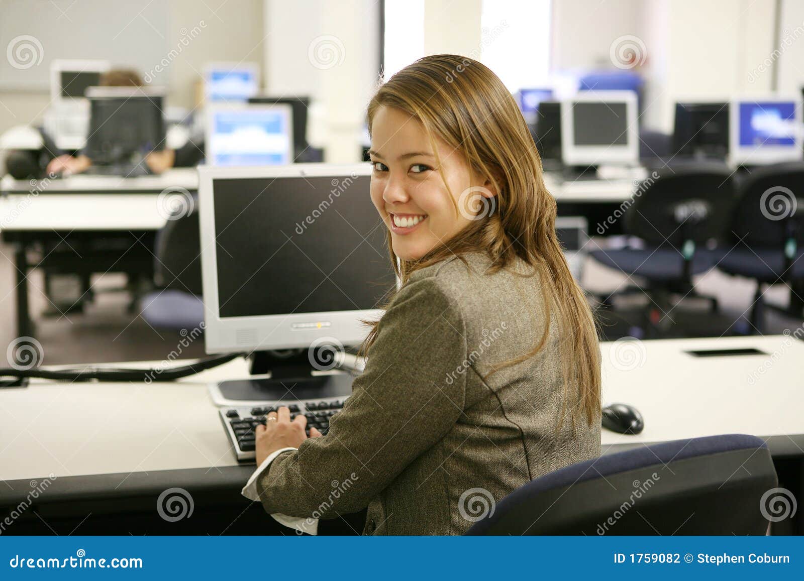 Hübsche Frau Im Computer-Labor Stockfoto - Bild von ausbildung ...