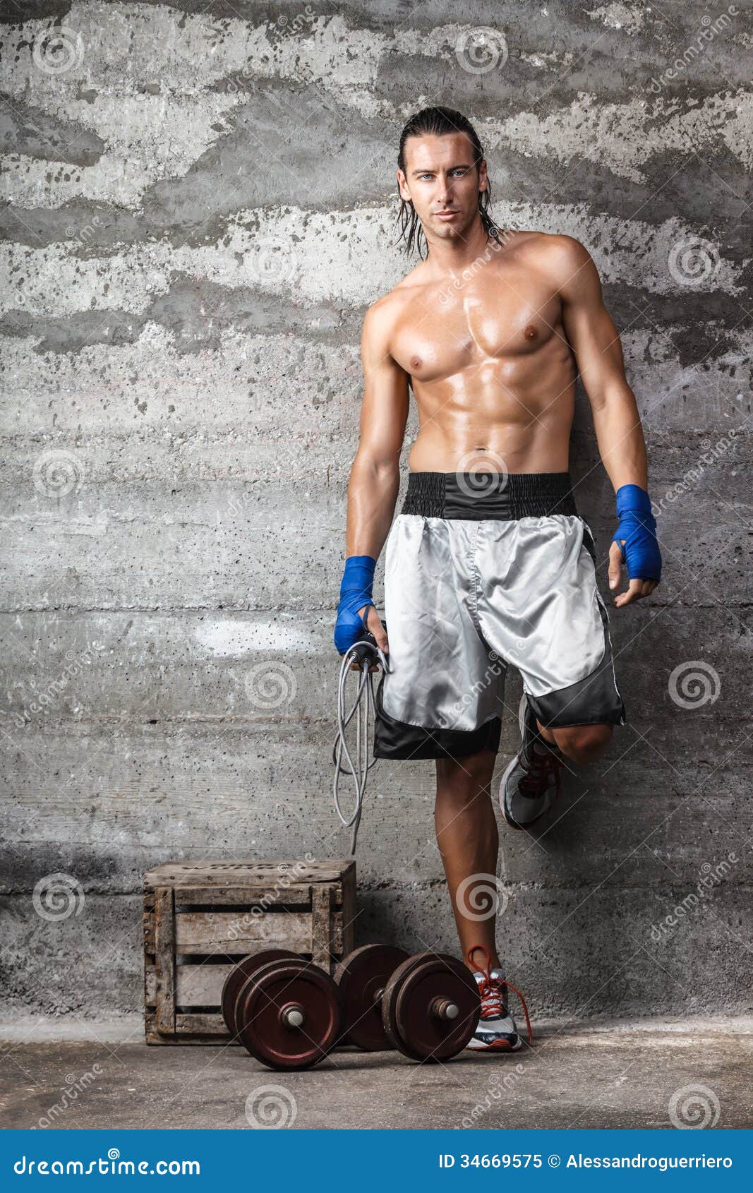 Hübscher Boxermann, Der Auf Der Wand Steht Stockbild - Bild von ...