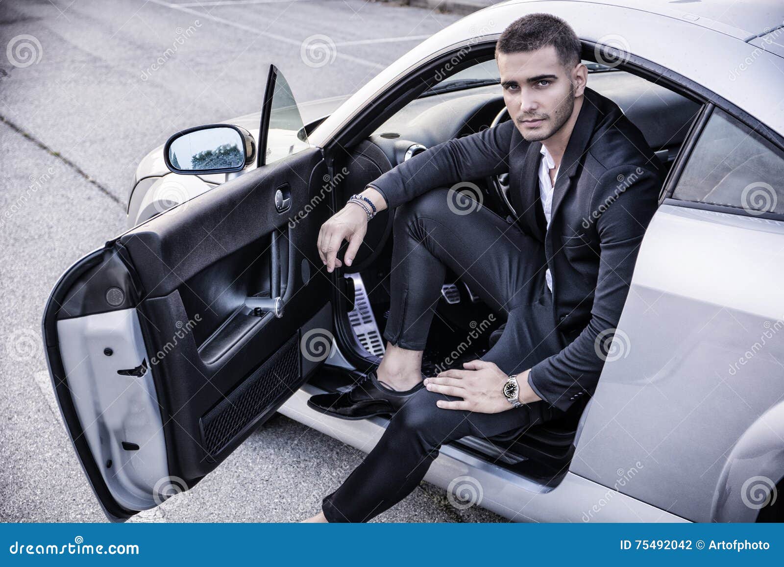 Hübscher Junger Mann, Der in Seinem Auto Sitzt Stockfoto - Bild von ...