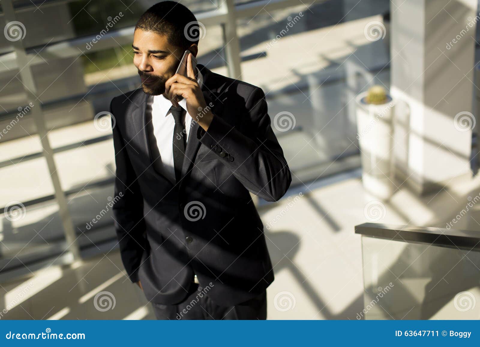 Hübscher Junger Schwarzer Mann Mit Handy Stockbild - Bild von schauen ...
