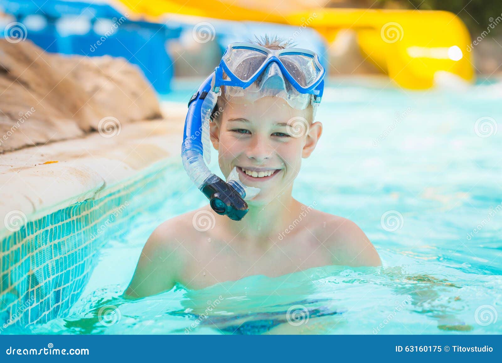 Hübsches Kind Im Swimmingpool Stockbild - Bild von kaukasisch, frisch ...