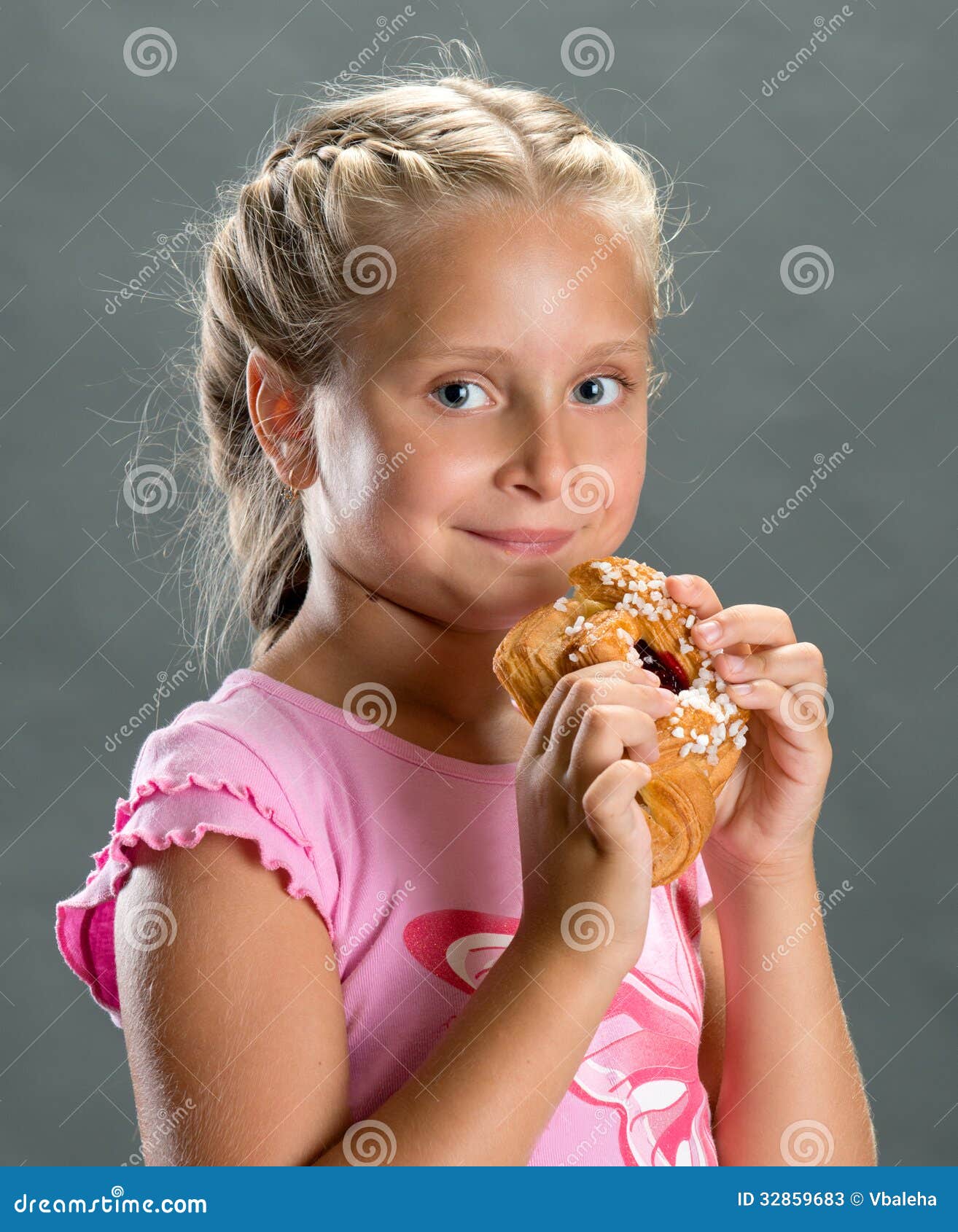 Hübsches Mädchen, Das Plätzchen Isst Stockbild - Bild von hand, porträt ...