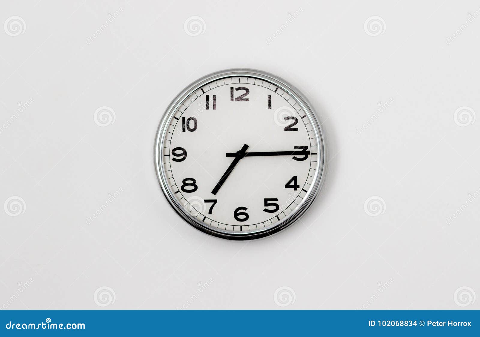 7h15 d'horloge photo stock. Image du numéro, horloge - 102068834