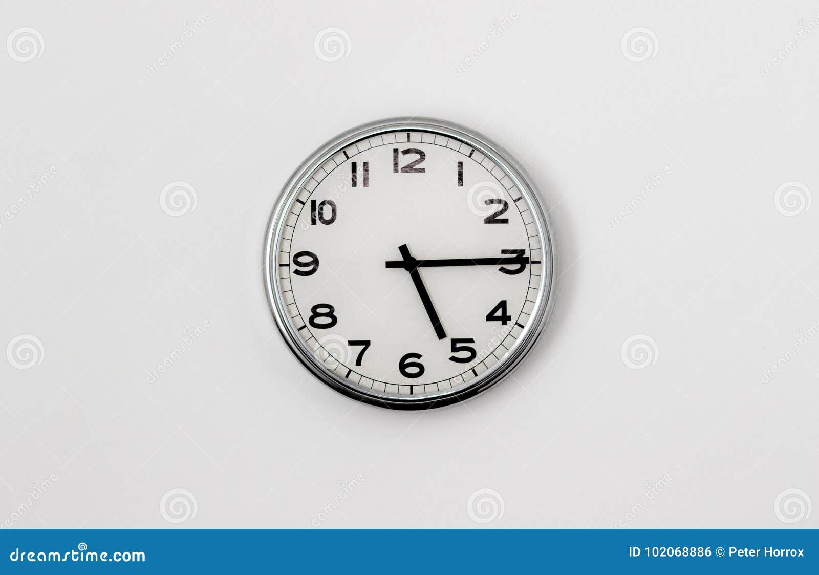 5h15 d'horloge photo stock. Image du fond, moderne, numéro - 102068886